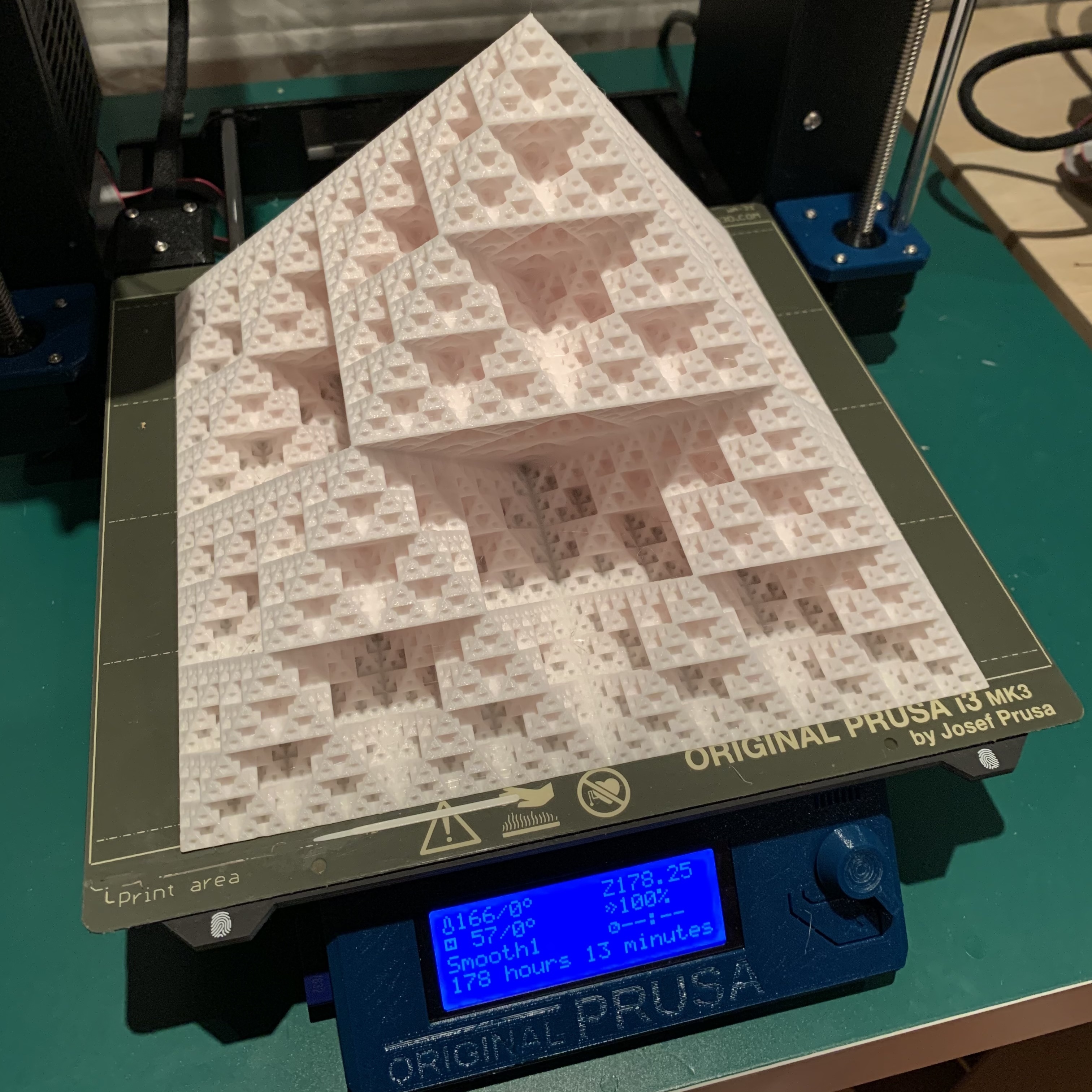 STL file Super Duper Fractal Pyramid (Revised) ♾️・3D printer design to ...