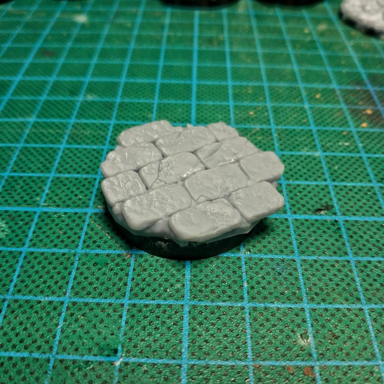 STL file miniature base, 32 mm, stone (pre.supported)・3D printer design ...