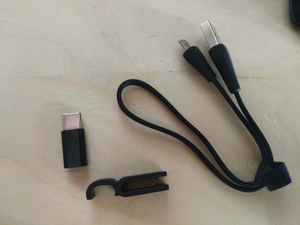 Бесплатный STL файл Usb cable clip and adaptor holder 💾・3D-печатный ...