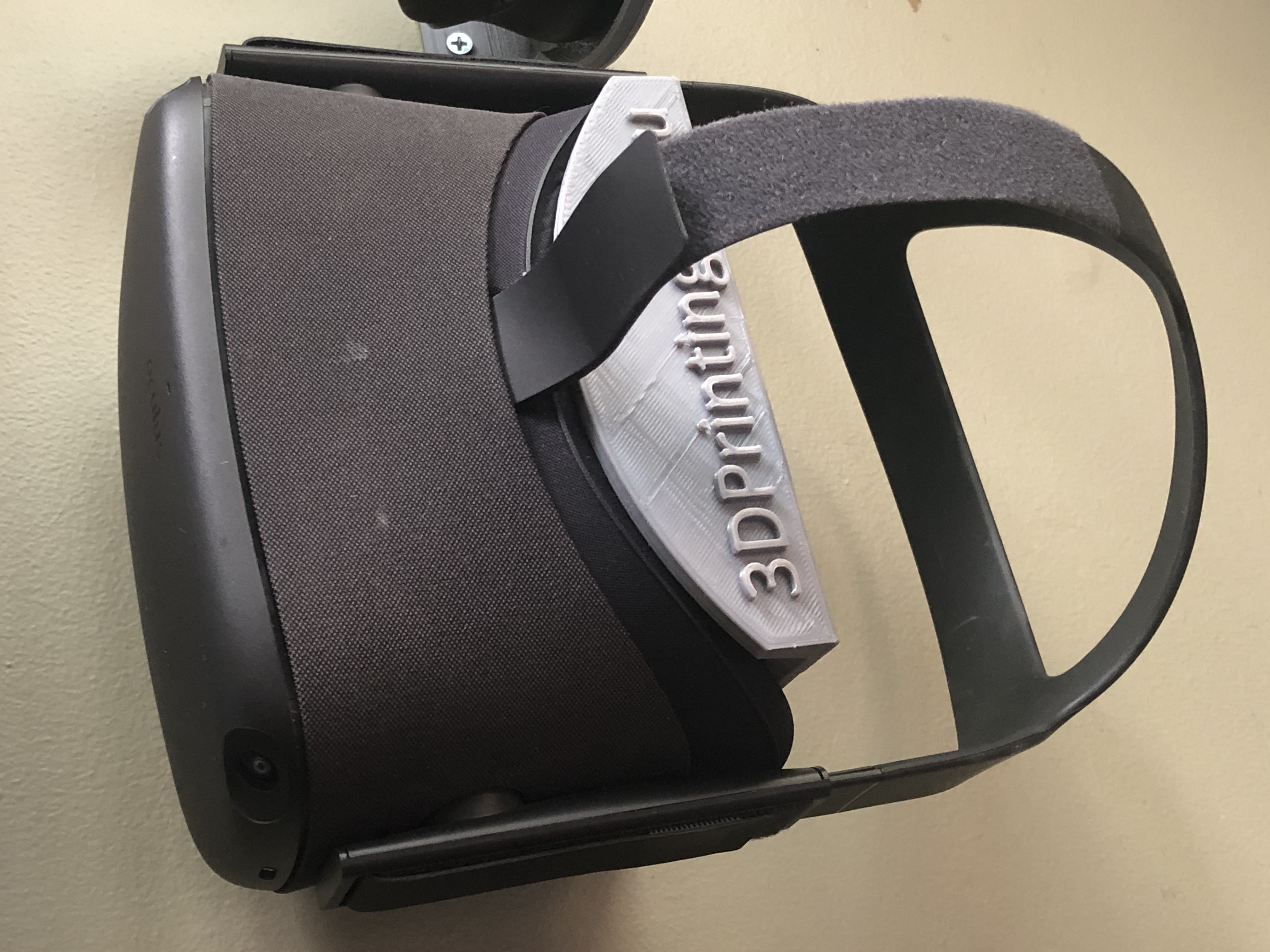 STL file Oculus Quest Wall Mount・Model to download and 3D print・Cults
