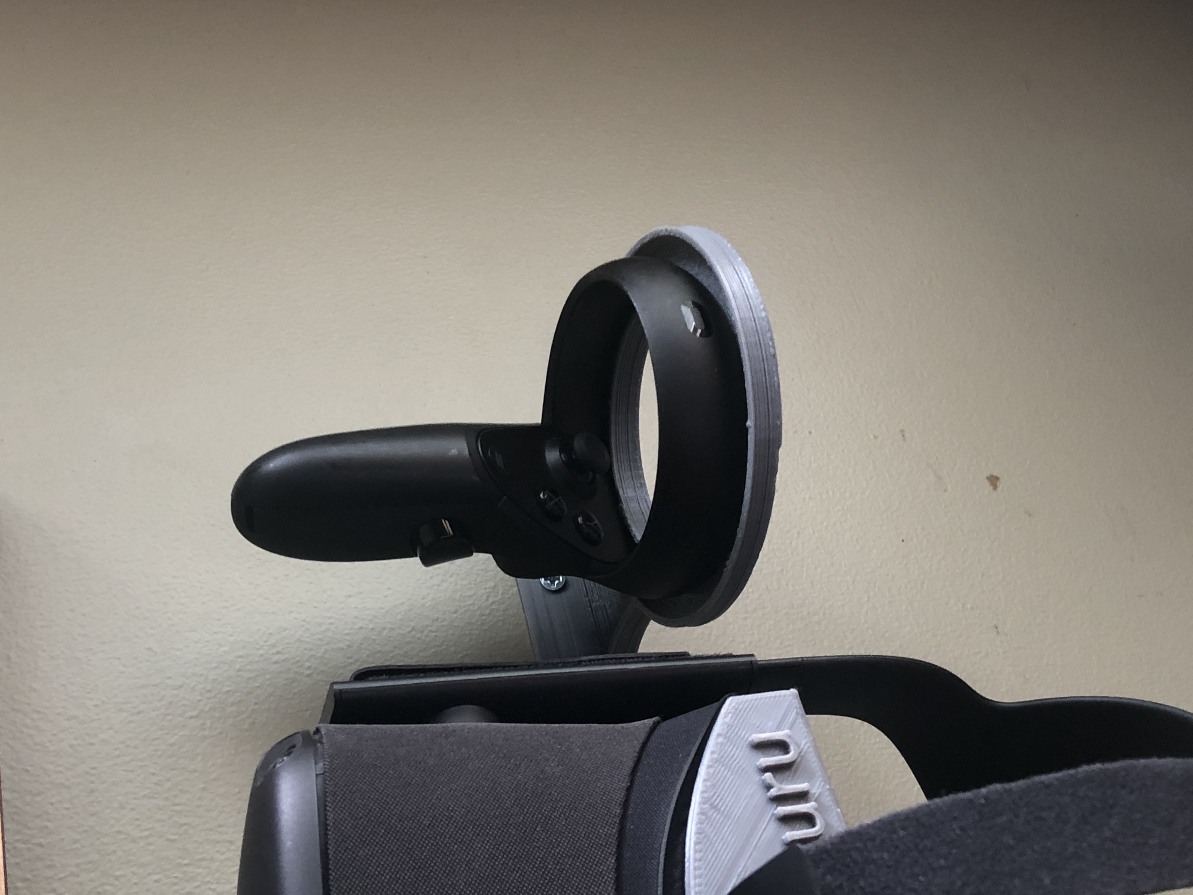 STL file Oculus Quest Wall Mount 🎲・Model to download and 3D print・Cults