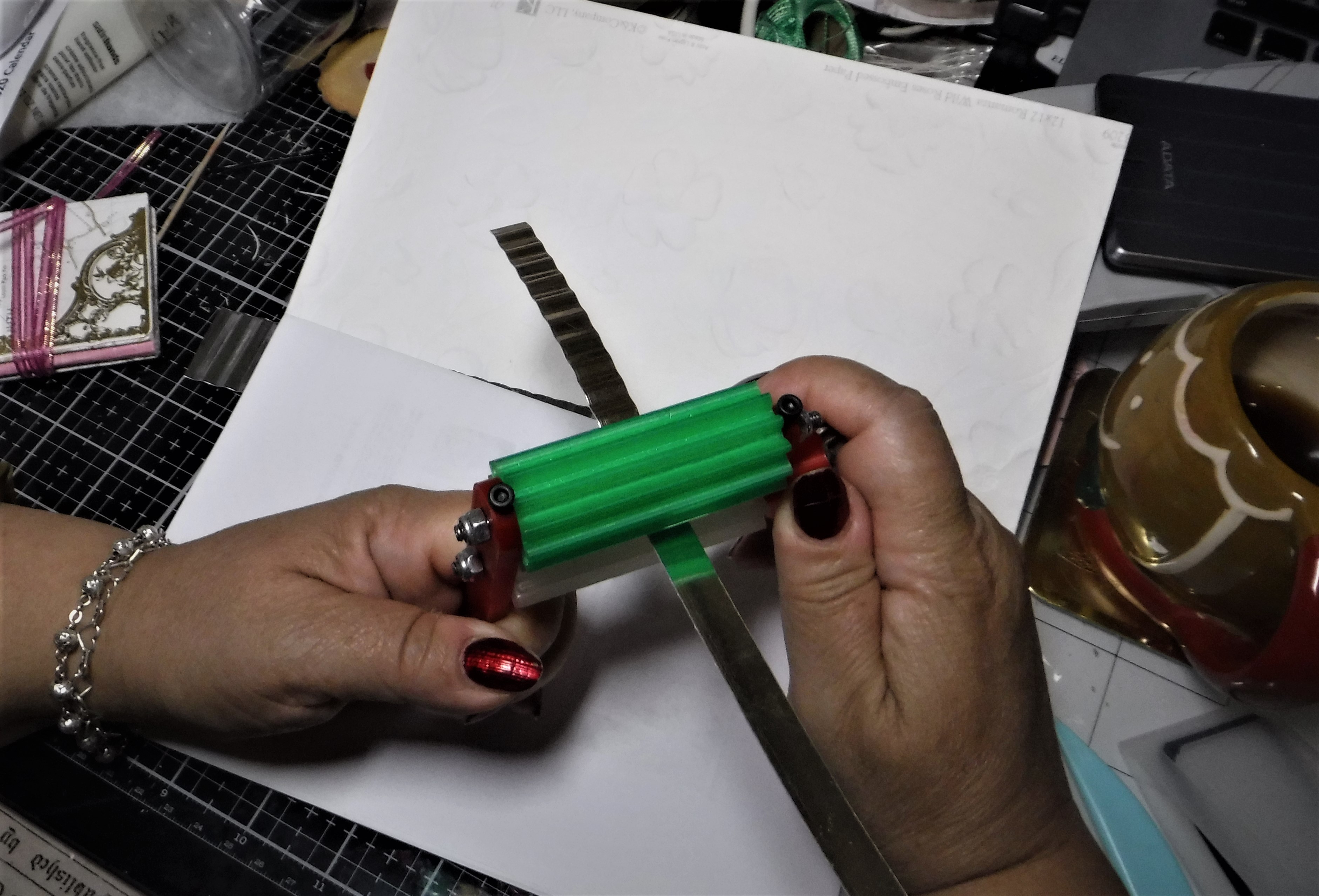 STL file Tube (toothpaste, glue, etc.) squeezer, crafting crimper・3D ...