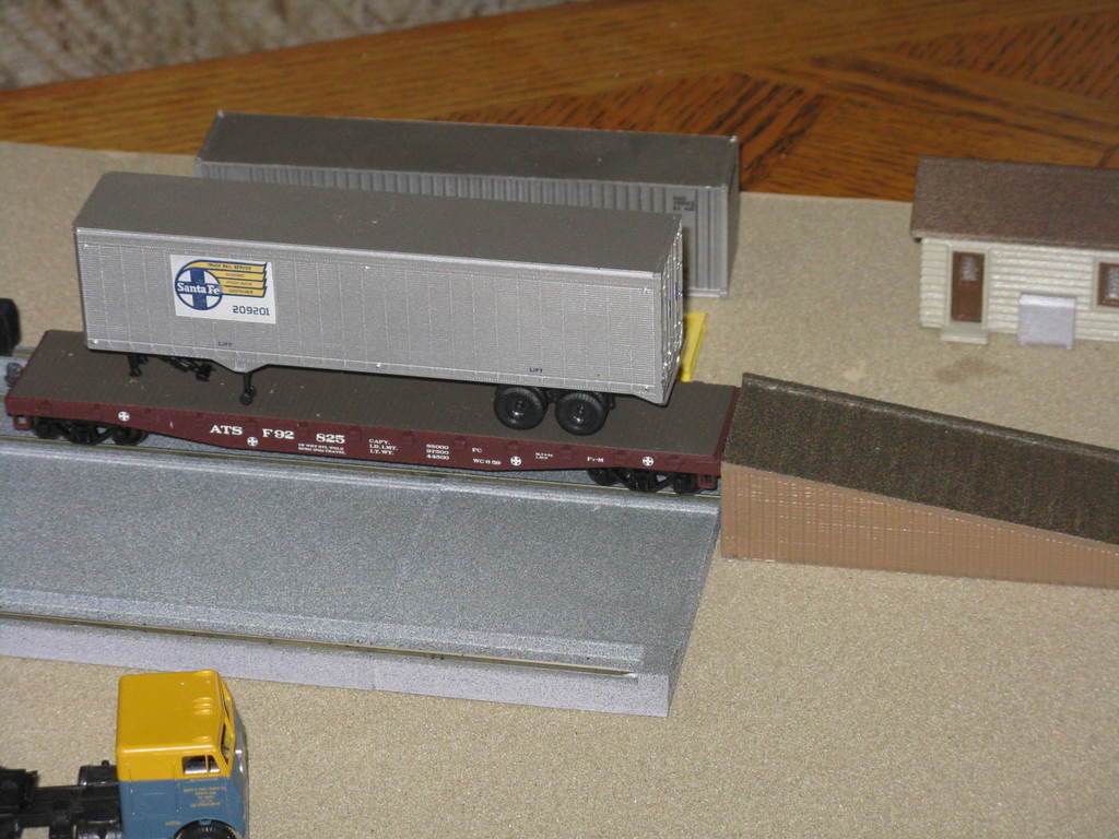 Free STL file HO Scale Container and Truck Loading Facility 🚚・3D ...