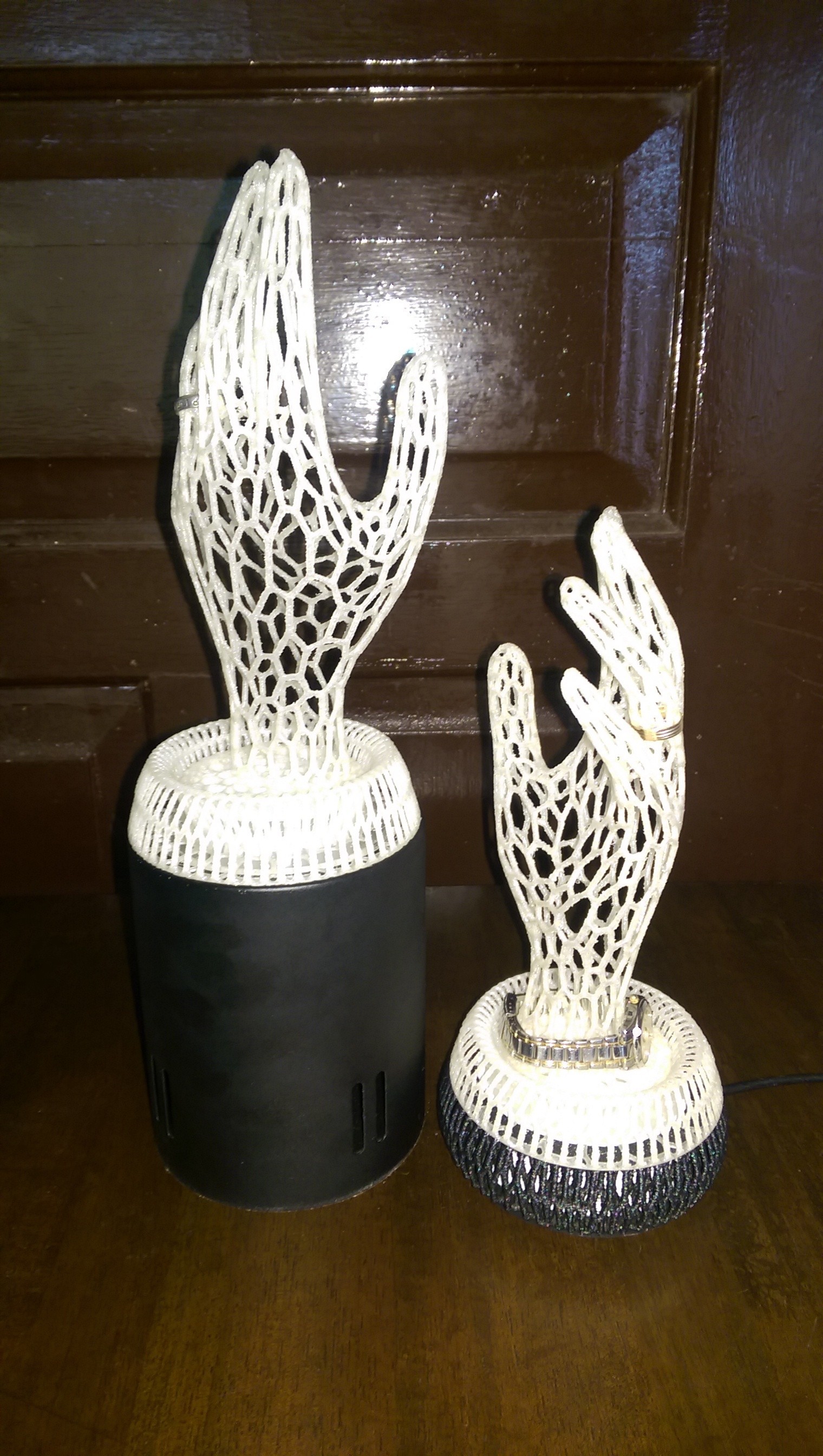 3D file Her Hand Tree of Jewelry・3D printable model to download・Cults