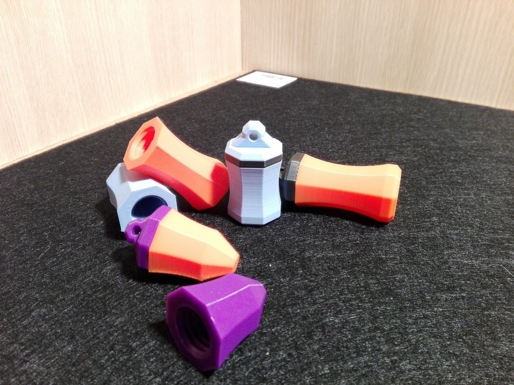 Free STL file LOW POLY KEYCHAIN PILL BOTTLES ! 🗝️・3D printing model to ...