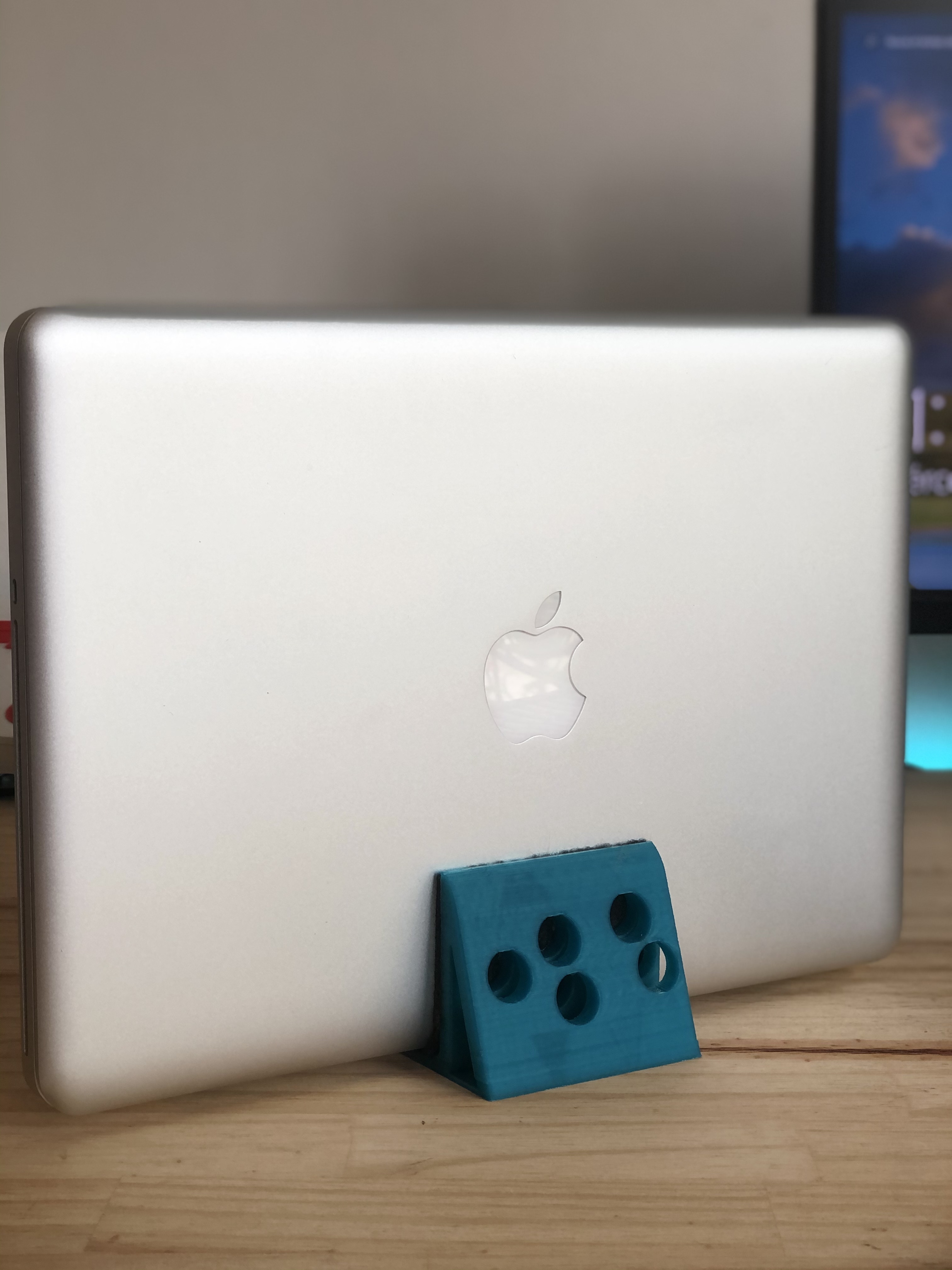 STL file Macbook Pro 13" stand・3D printing model to download・Cults