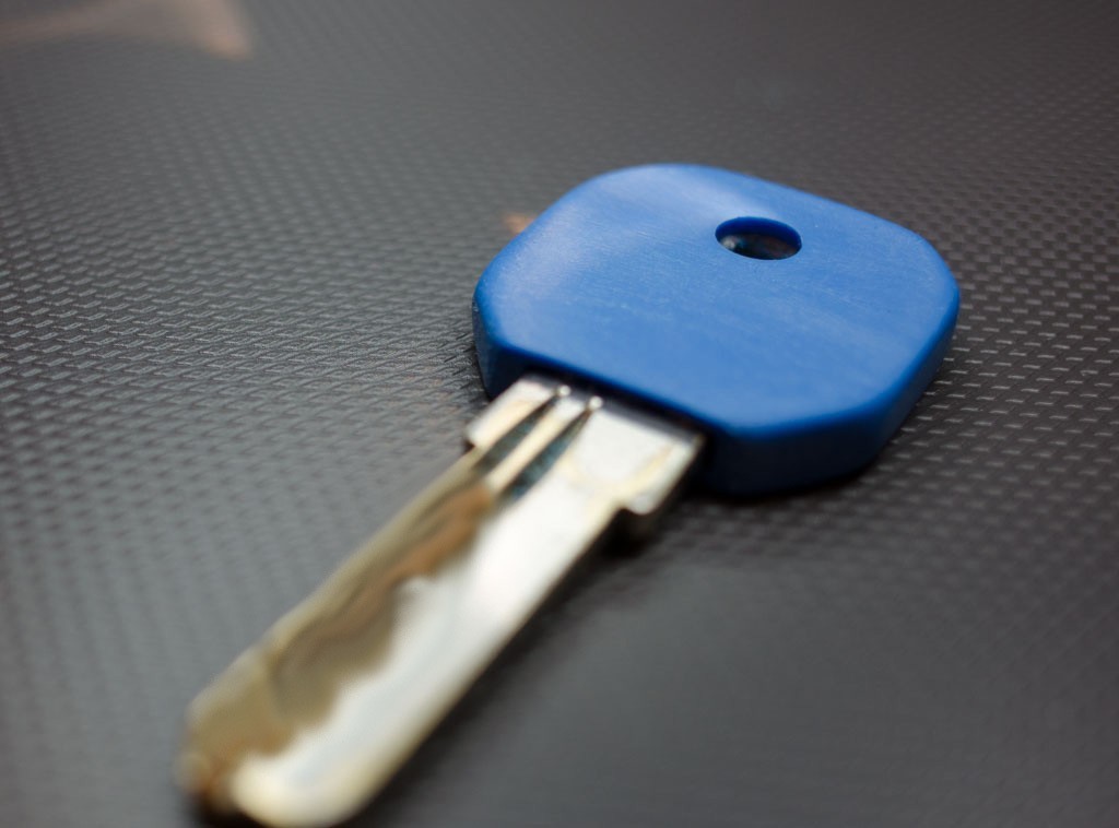 Free STL file Embedded-key cap/cover for a square-hed(28.4mmx28.7mm ...