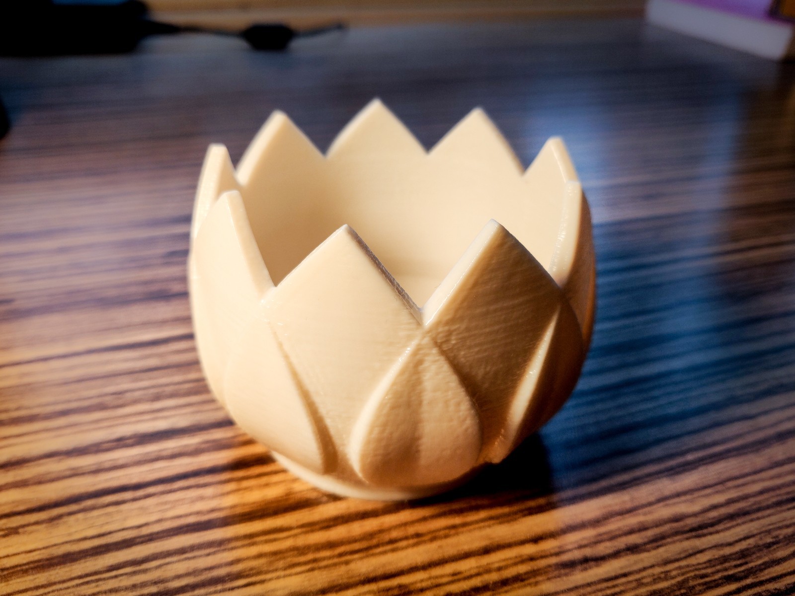STL file Leaf Crown Pot・3D printer design to download・Cults