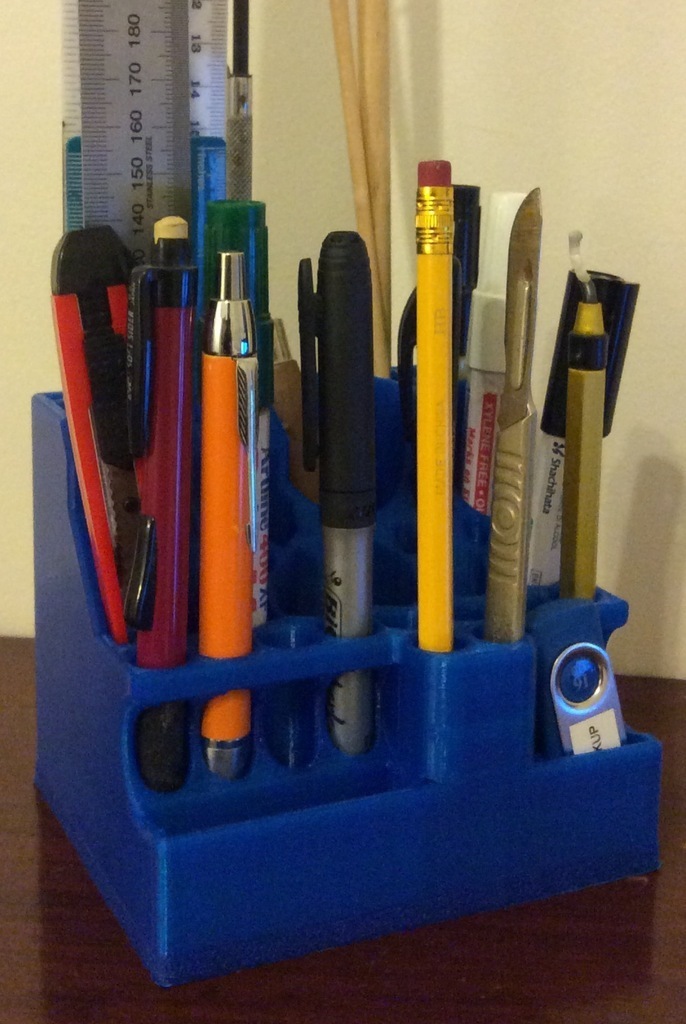 Archivo 3D gratis Ordenador de escritorio para bolígrafos, rotuladores ...