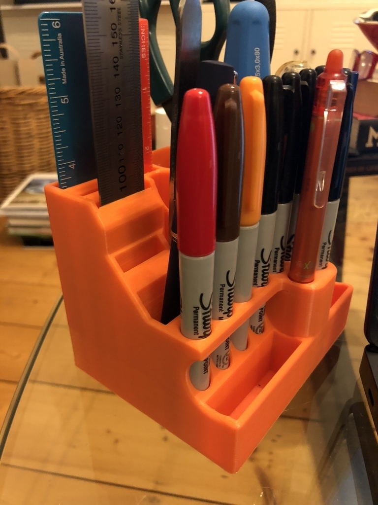 Archivo 3D gratis Ordenador de escritorio para bolígrafos, rotuladores ...