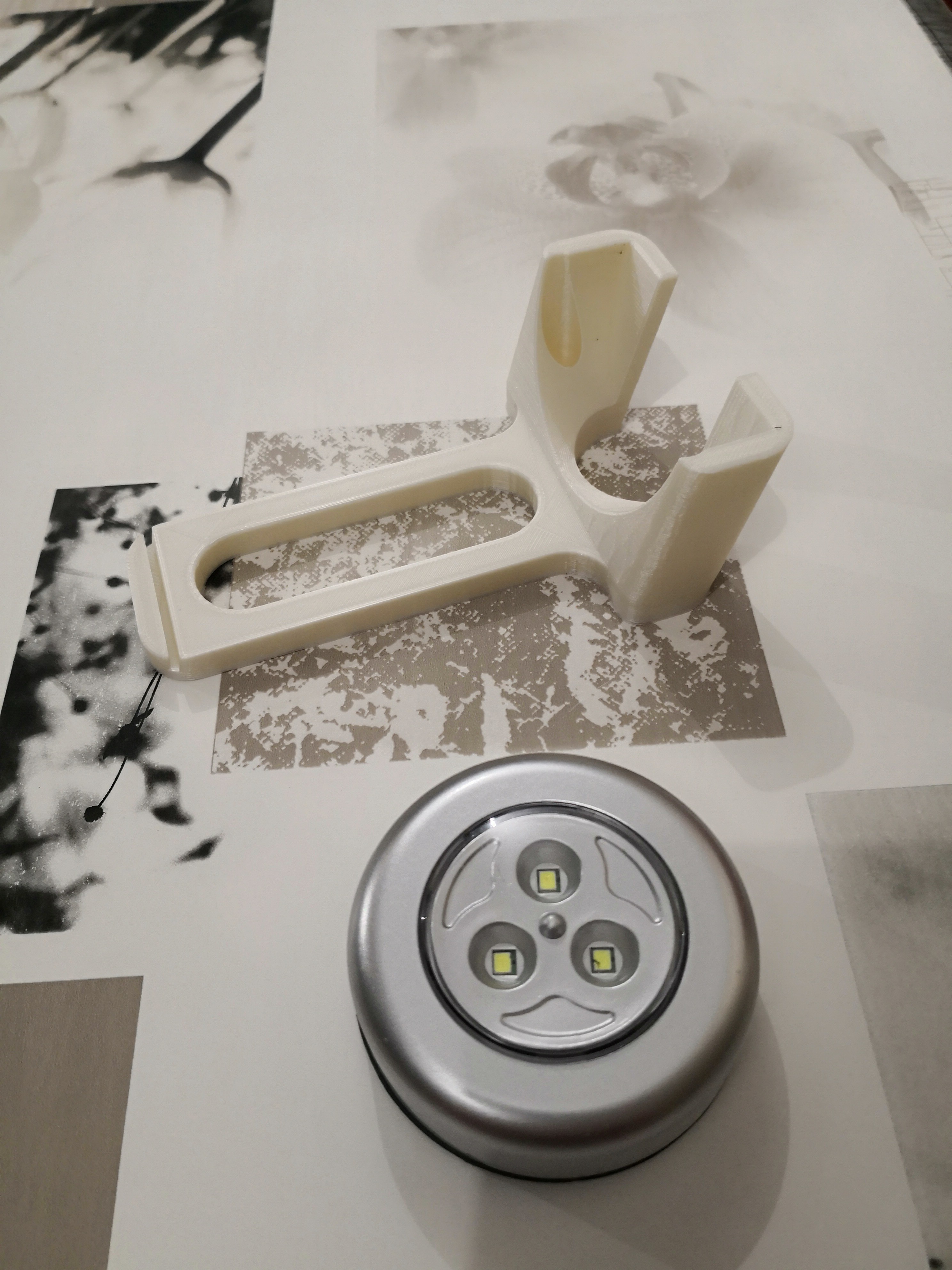 Free STL file Photo holder with spotlight・3D printable object to ...