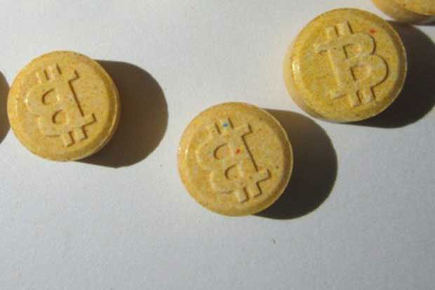 STL file Bitcoin Pill・3D printable model to download・Cults