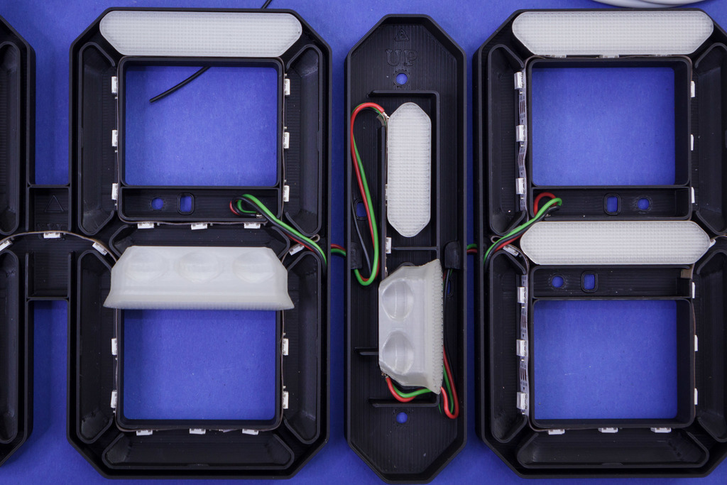 Archivo STL gratuito Reloj retro de 7 segmentos - El(los) último(s) 👽 ...