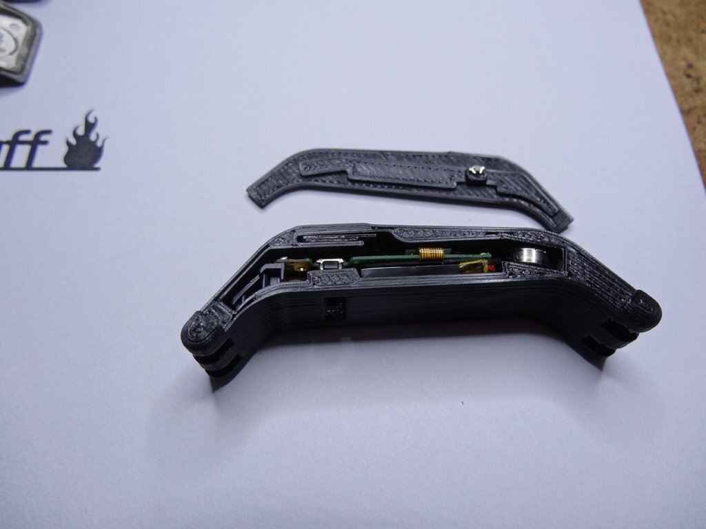 Free STL file Enclosure and Wristband for FitBit Force electronics・3D ...