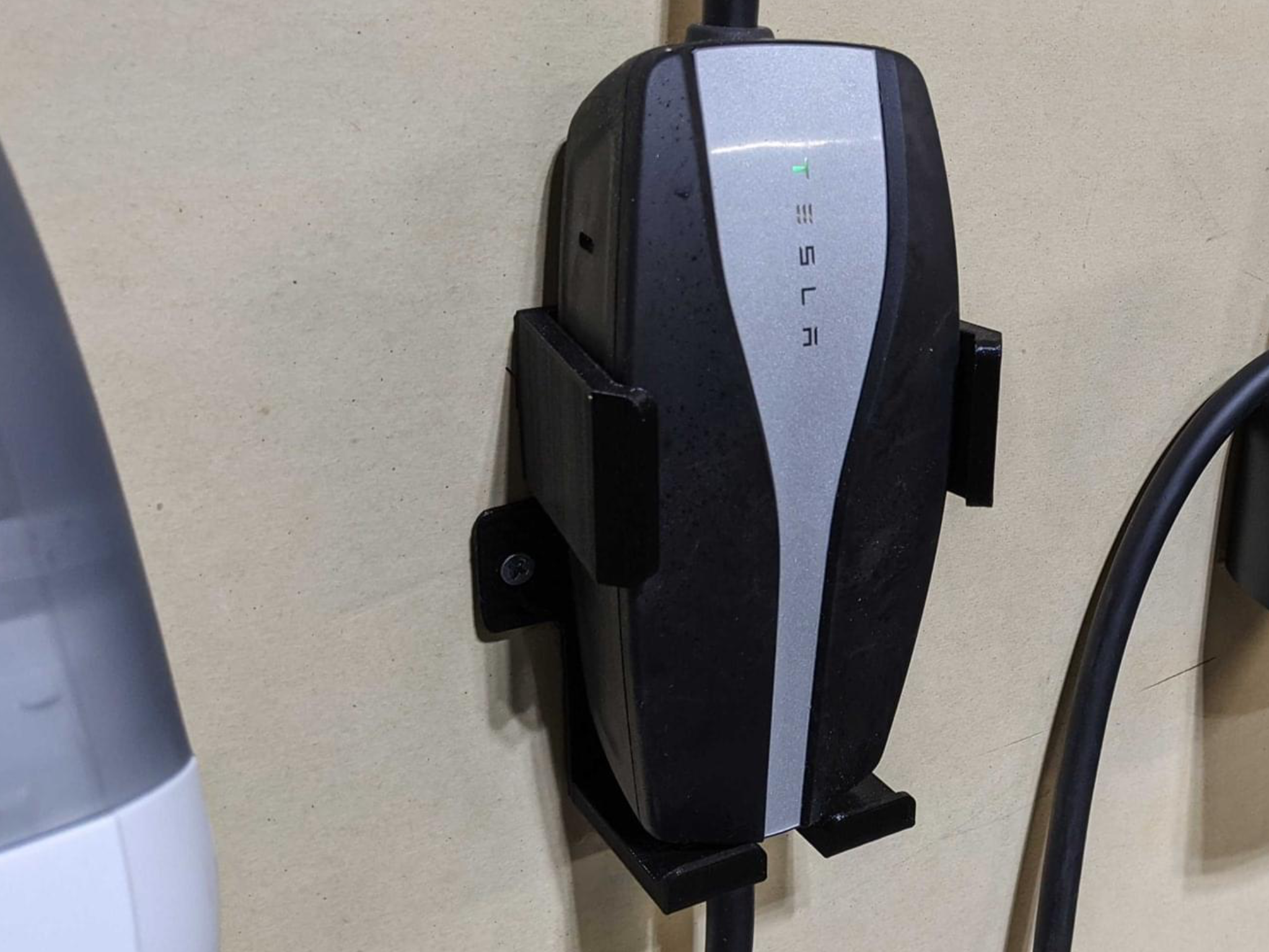 STL file **TESLA MOBILE CABLE HOLDER KIT FOR GEN 2 UMC EUROPE with ...