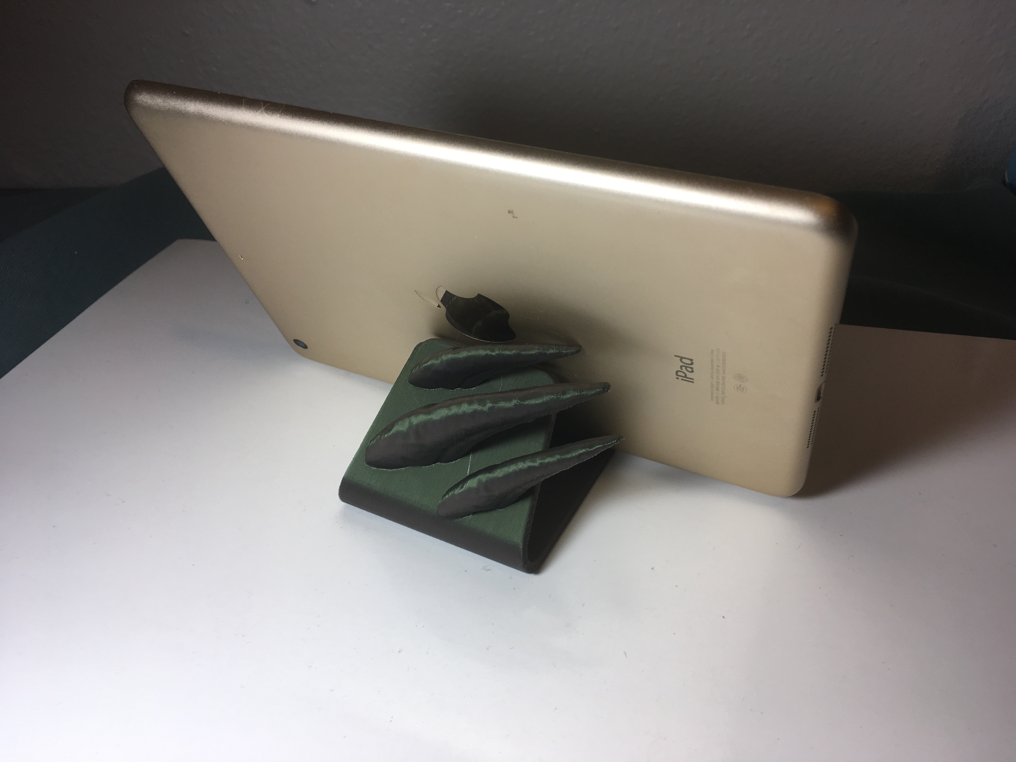 Free STL file Phone holder Phone stand Halloween Claws・Design to ...