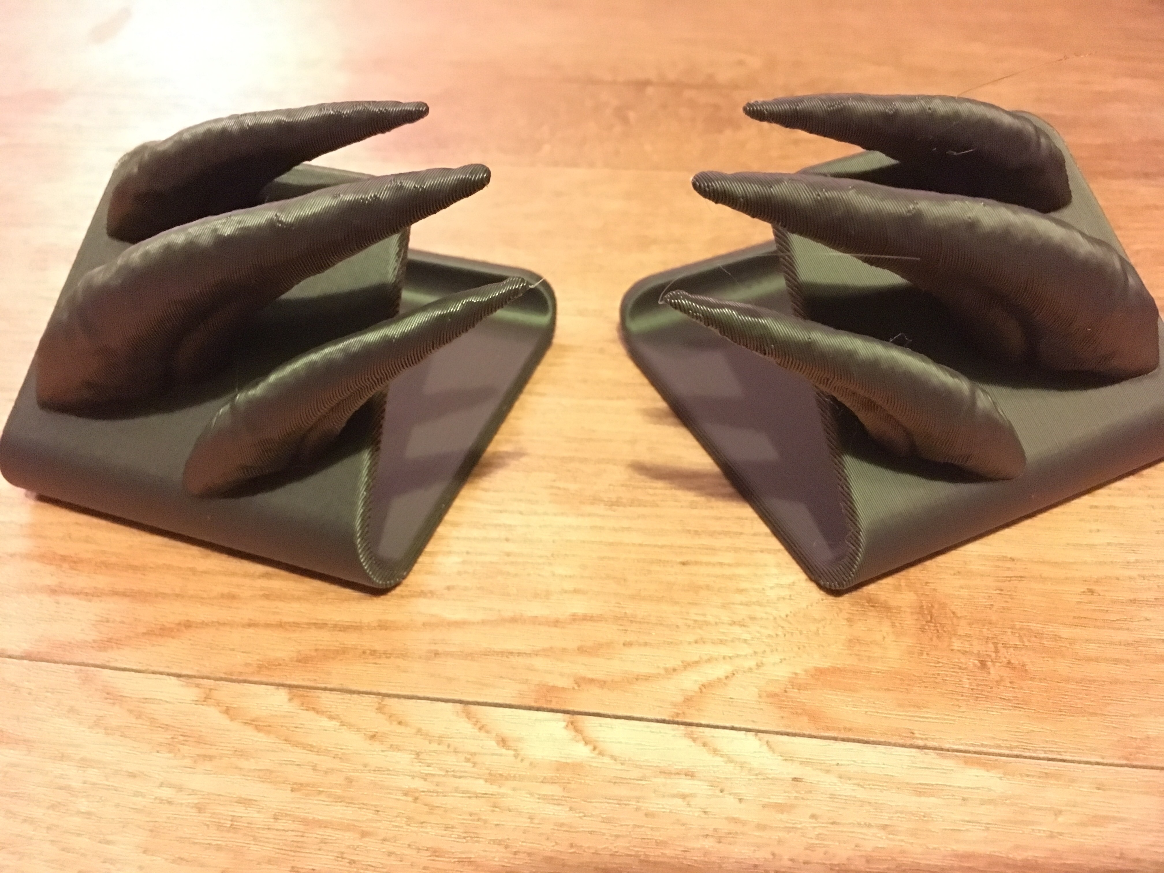 Free STL file Phone holder Phone stand Halloween Claws・Design to ...