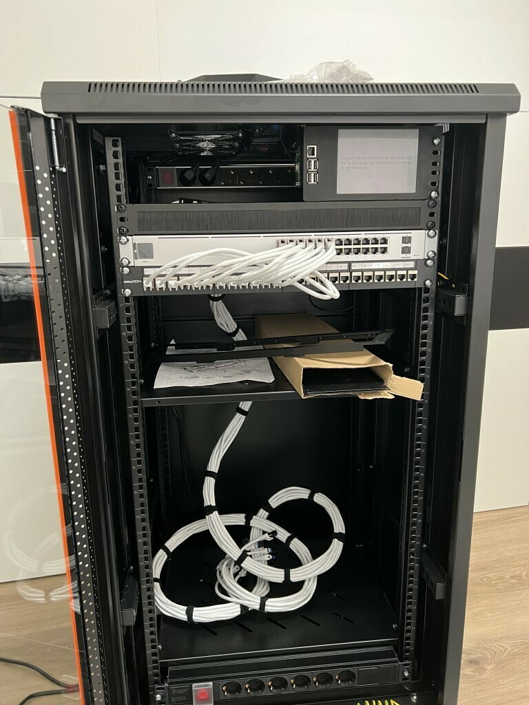 Free 3D file 5.83 inch Waveshare E-Ink & Raspberry Pi 3b+ mount for 19 ...