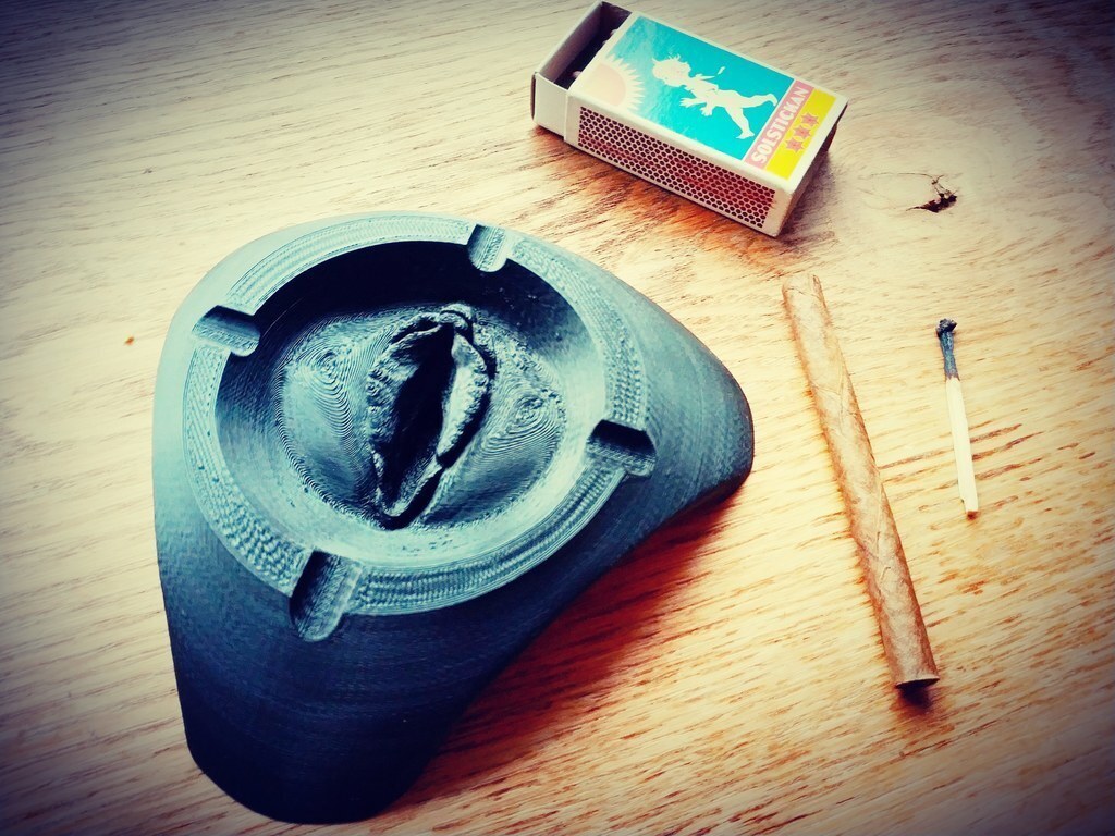 Free STL file ⭐ Ashtray with Surprise ⭐ ・3D printer model to download・Cults