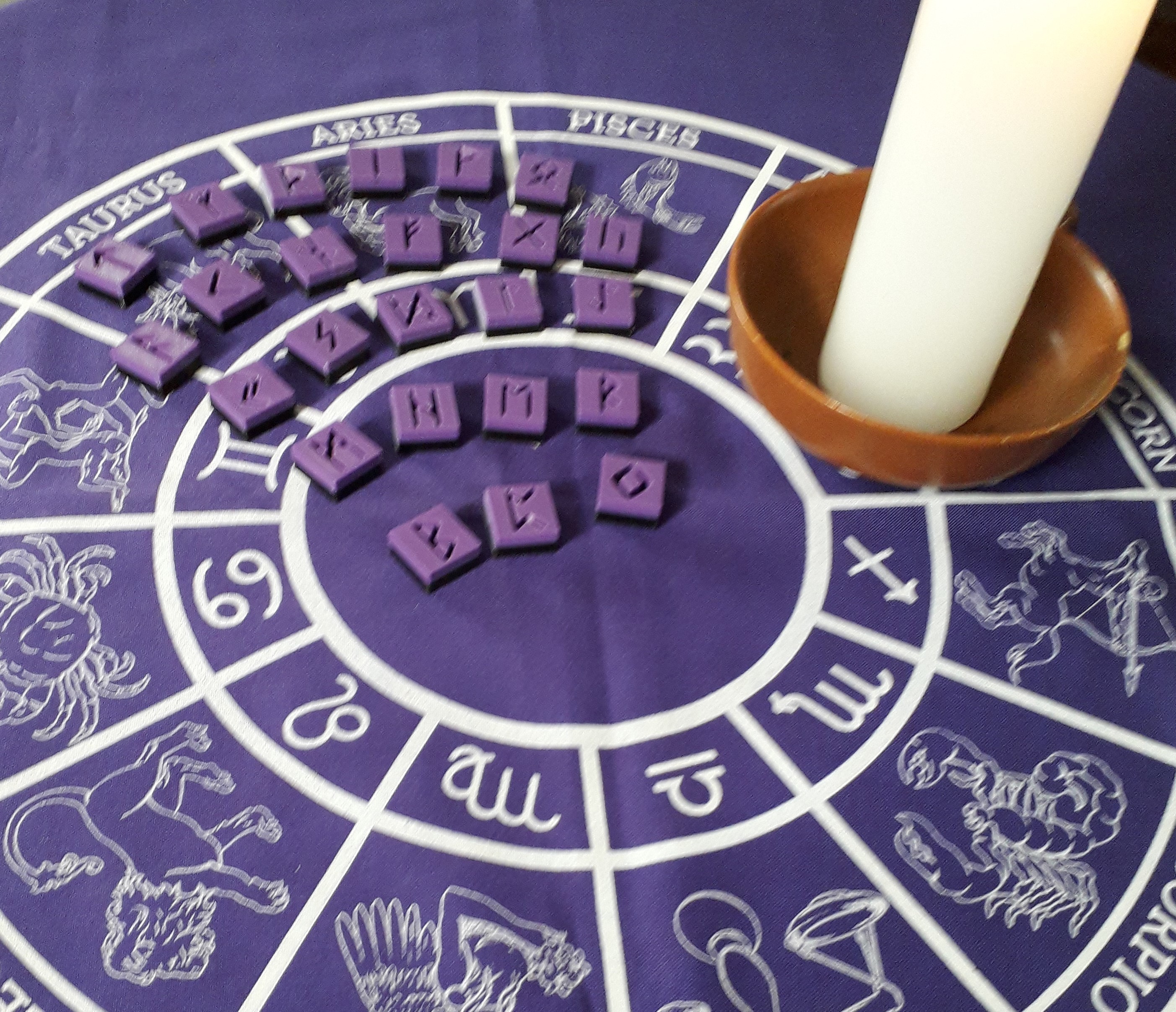 Free STL file RUNES 👽・3D printer design to download・Cults