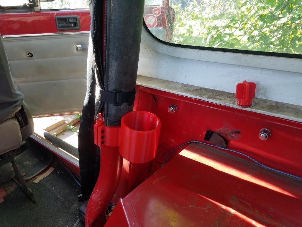 Free STL file Jeep YJ rear seat cup holder (clamps to roll bar)・3D ...