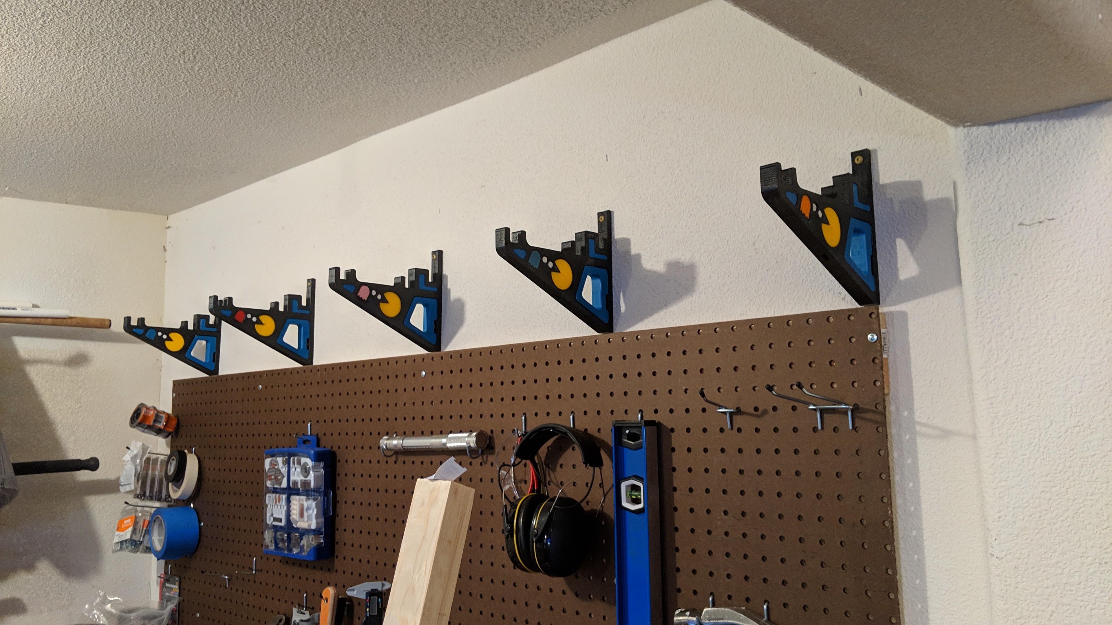 3D printable Filament Storage Shelf Bracket Pacman • made with Tevo ...