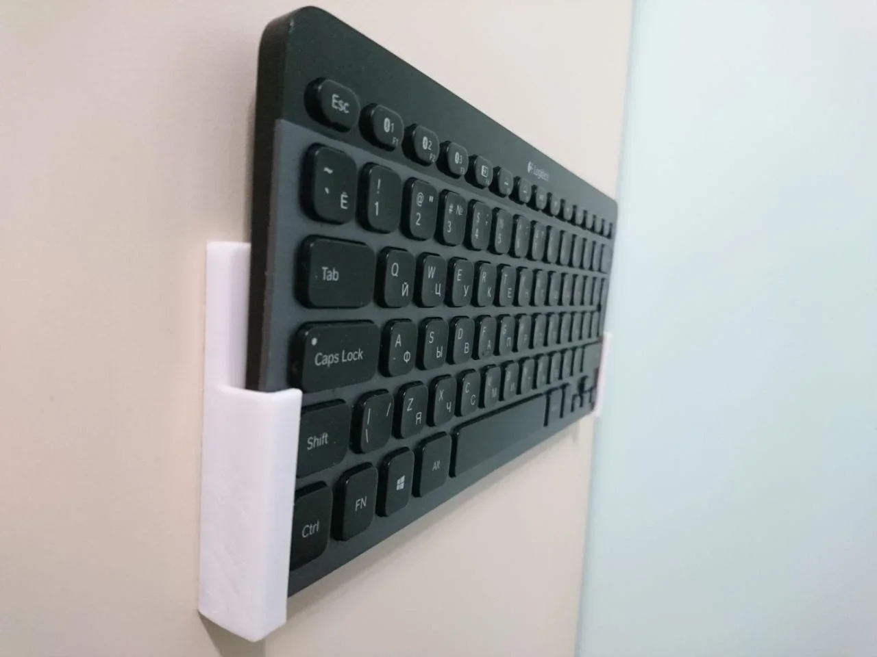 Free STL file Logitech K810 keyboard wall mount・Model to download and ...