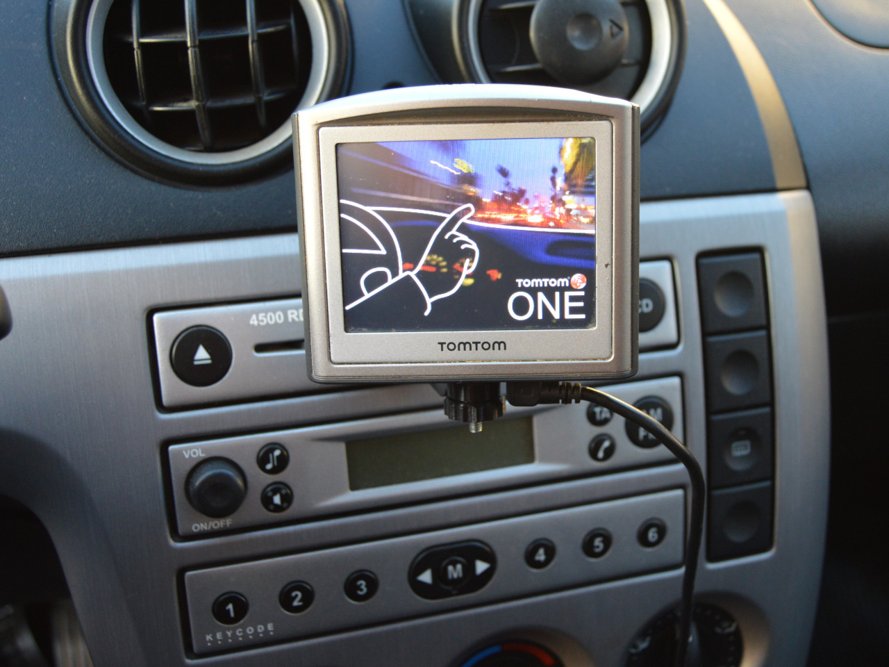 Archivo STL gratis tomtom ONE soporte para cdplayer・Diseño de impresión ...