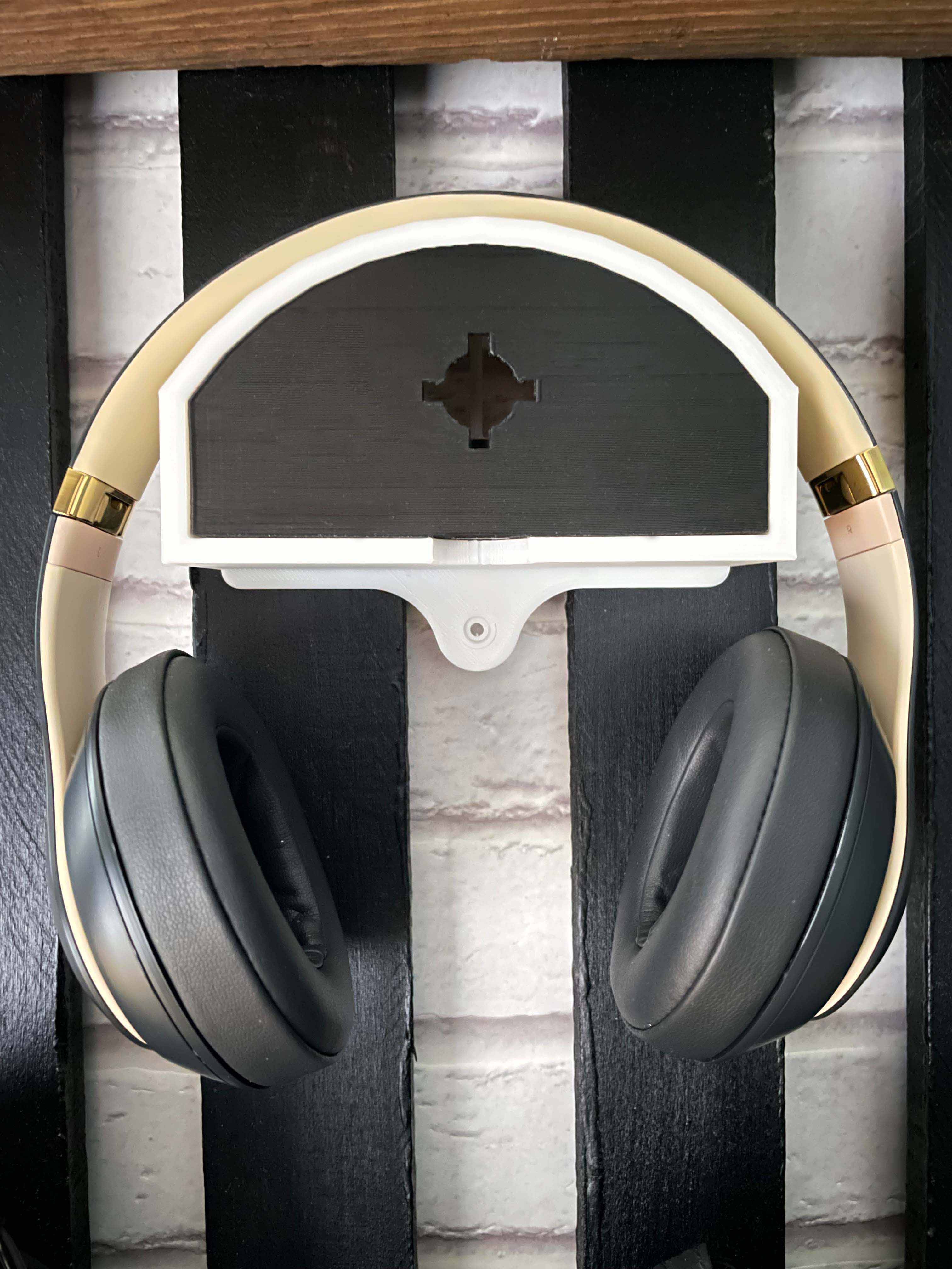 3D file helmet stand with customizable drawer・Model to download and 3D ...