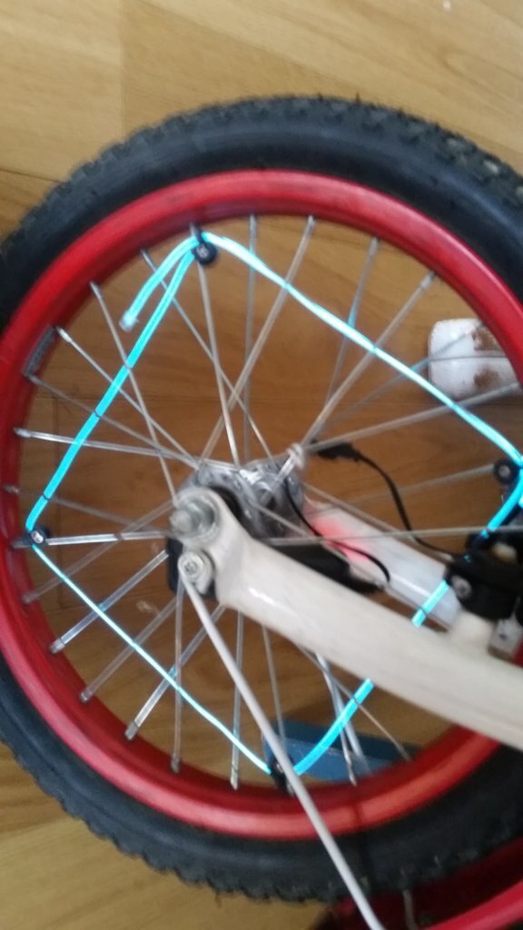 Free STL file Electroluminescent wire (EL wire) holder for bike wheel ...