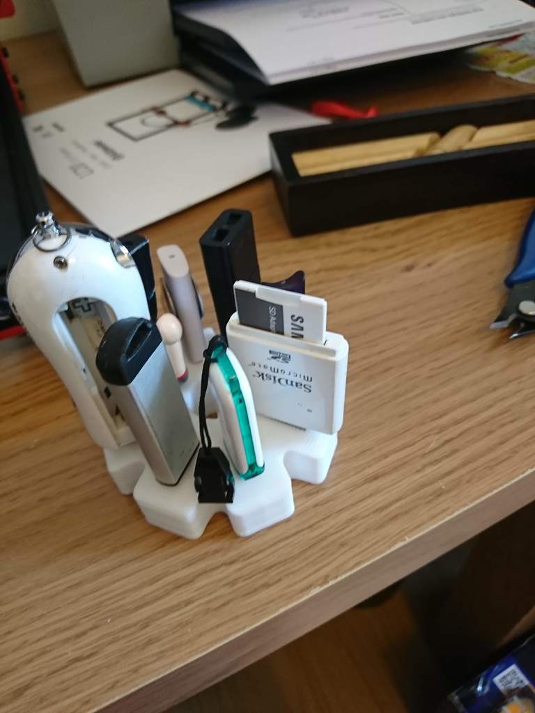 Free 3D file USB Holder・Object to download and to 3D print・Cults