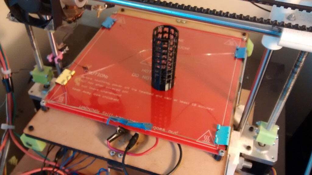 Free STL file Queen Cell Cage - for plastic foundation 👸・3D printer ...