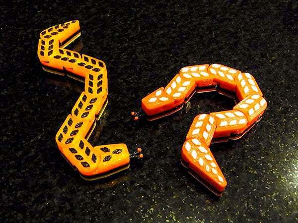 Бесплатный STL файл Snake.... Jointed so it wriggles off the build ...