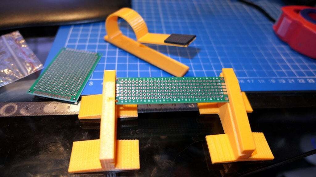 Free STL file PCB Magnet Holder & Component Holder 🧲・3D printable model ...