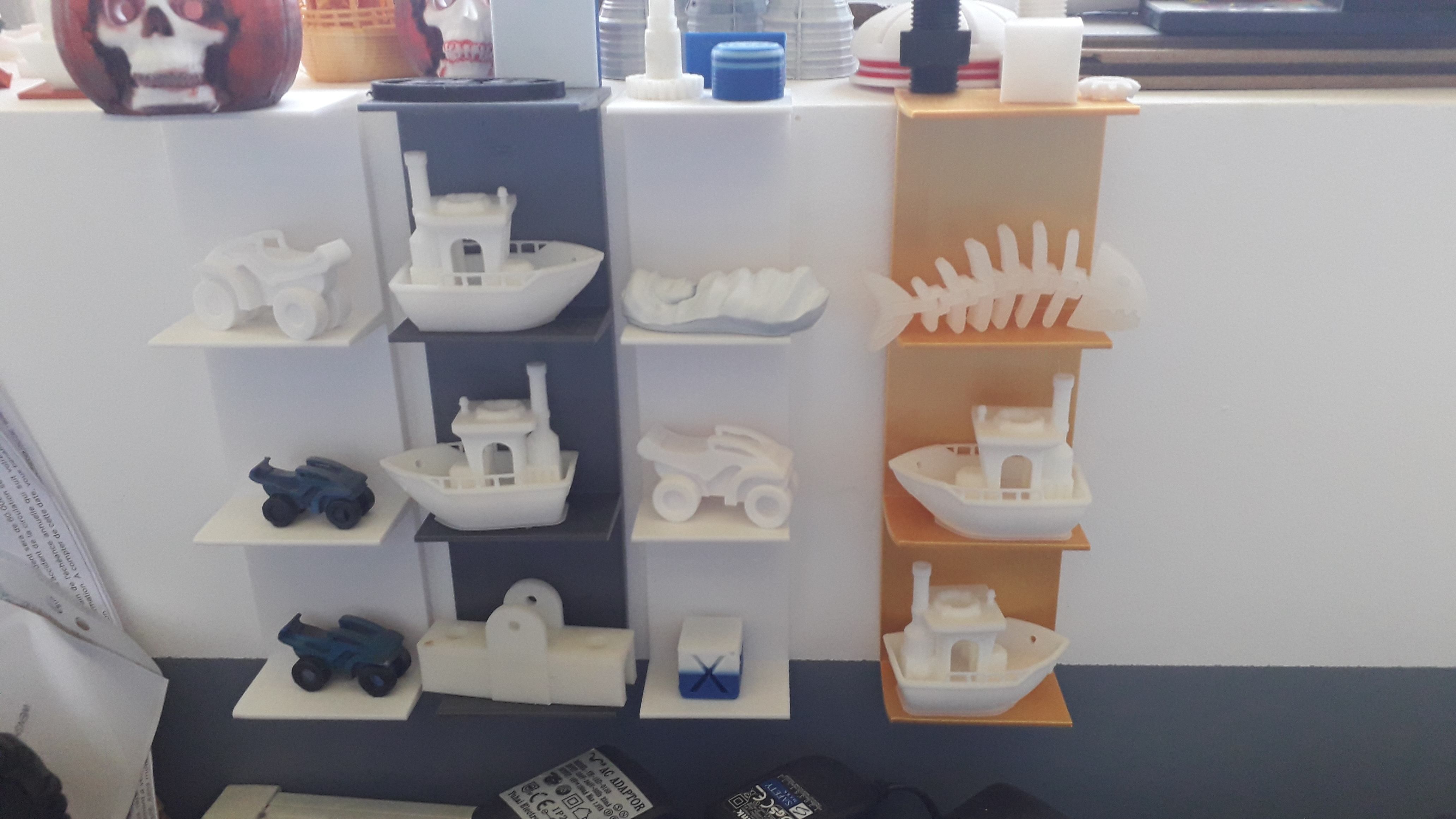 Free STL file Mini benchy shelf for window sill 🪟・3D print object to ...