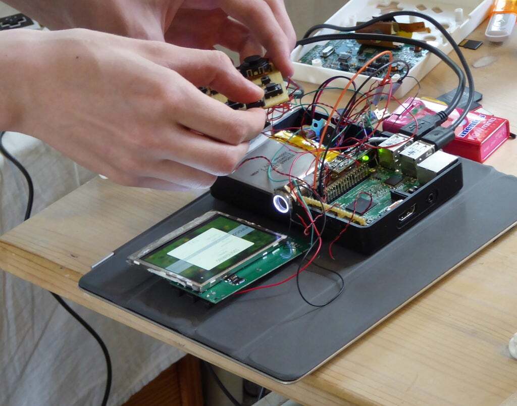 Free STL file Portable Raspberry Pi game console 🎮・3D printer design to ...