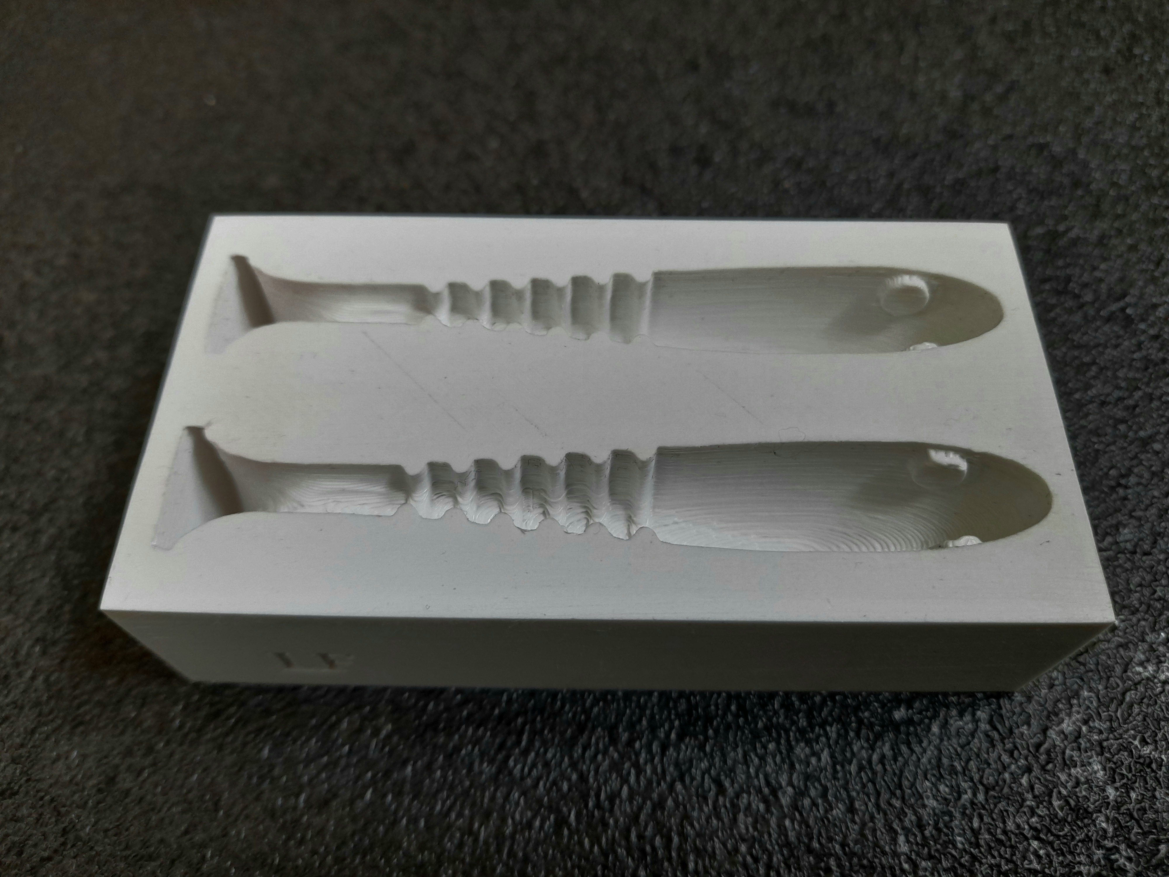 STL file Pour fishing lure molds 80mmx2・3D printing idea to download・Cults