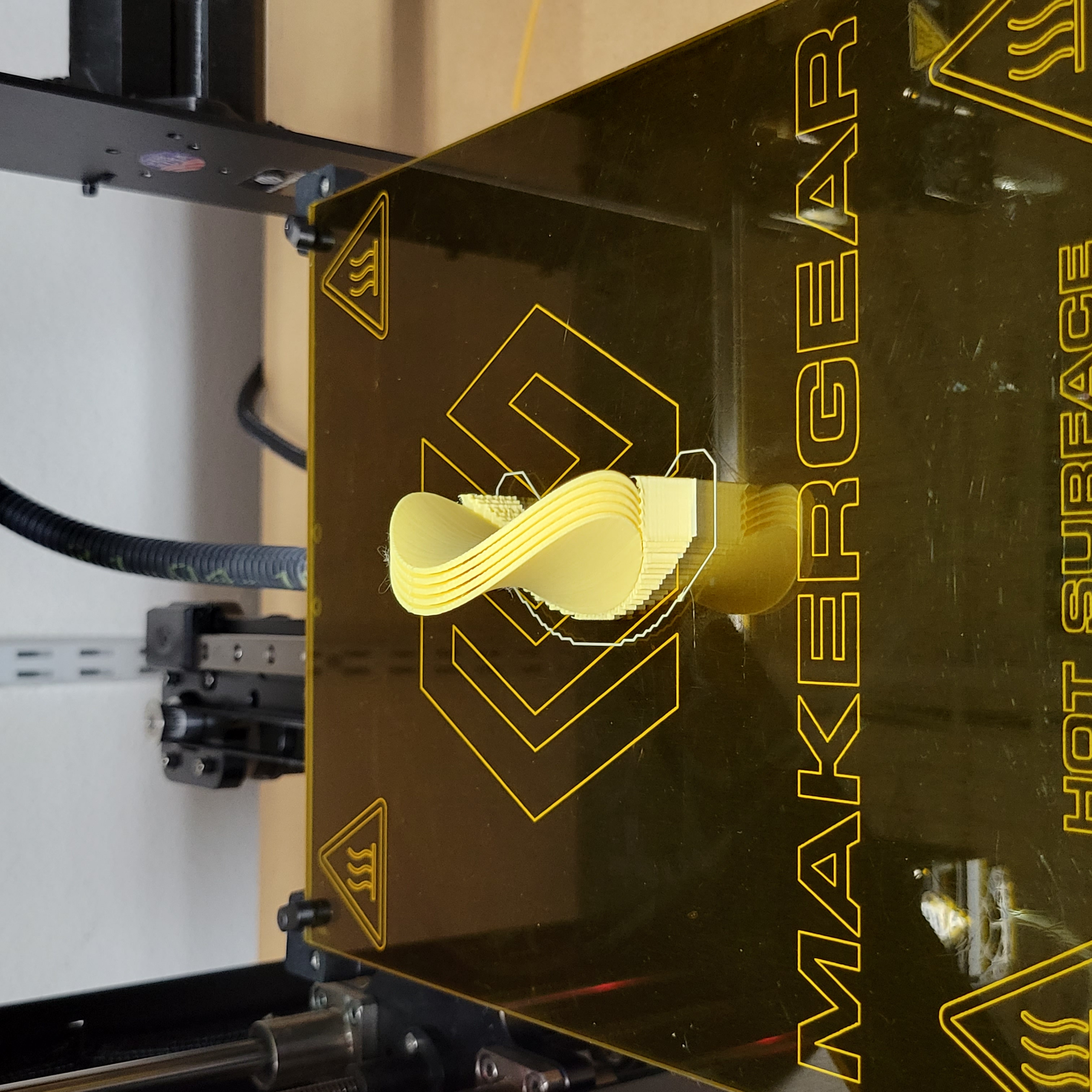 Free STL file Hyperbolic Paraboloid Chip 🦷・3D printable model to ...