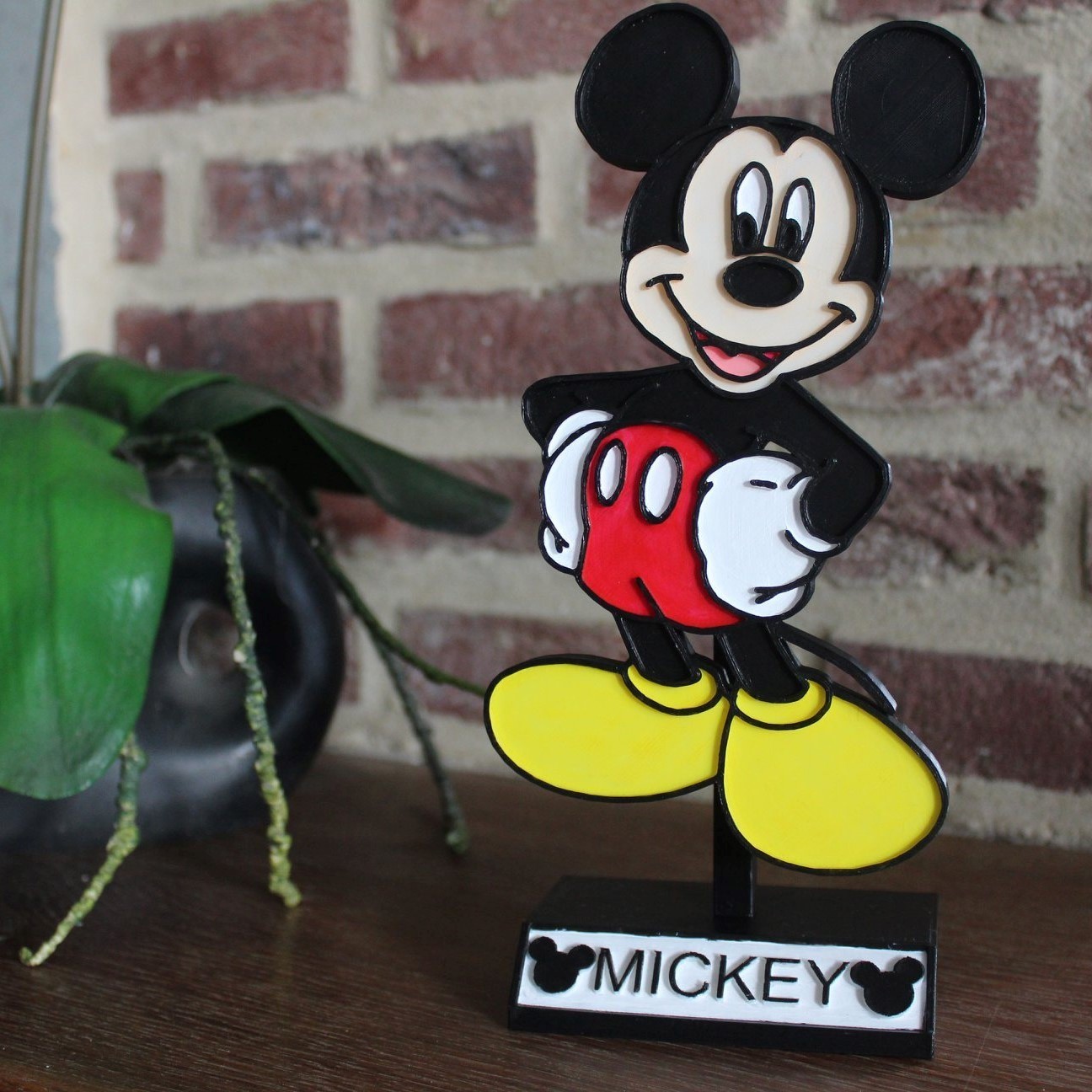 STL file STAND MICKEY PLATE DECORATION・3D print design to download・Cults