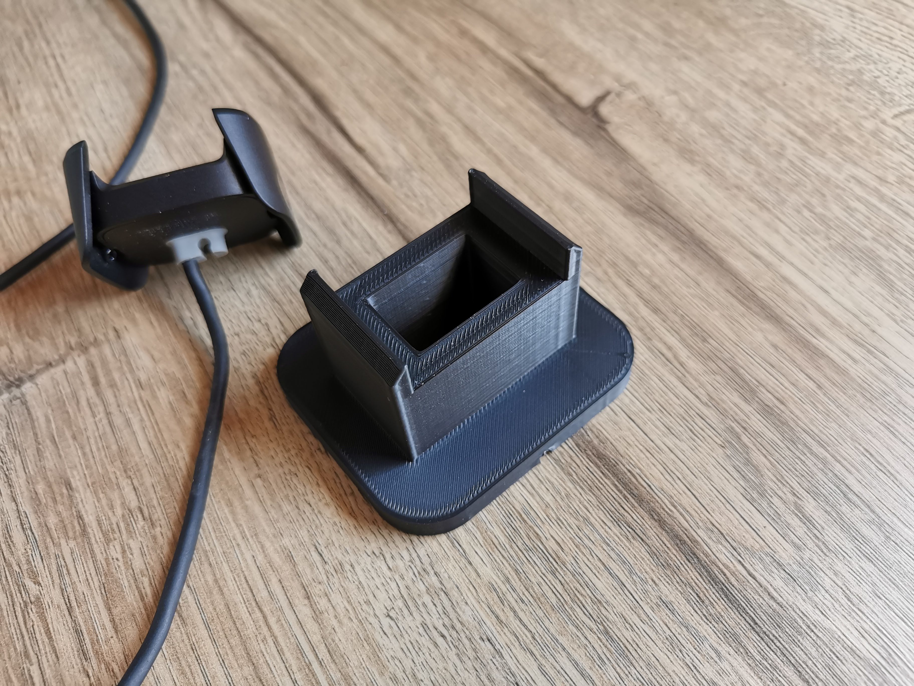 STL file Fitbit Versa 2 stand・3D print object to download・Cults