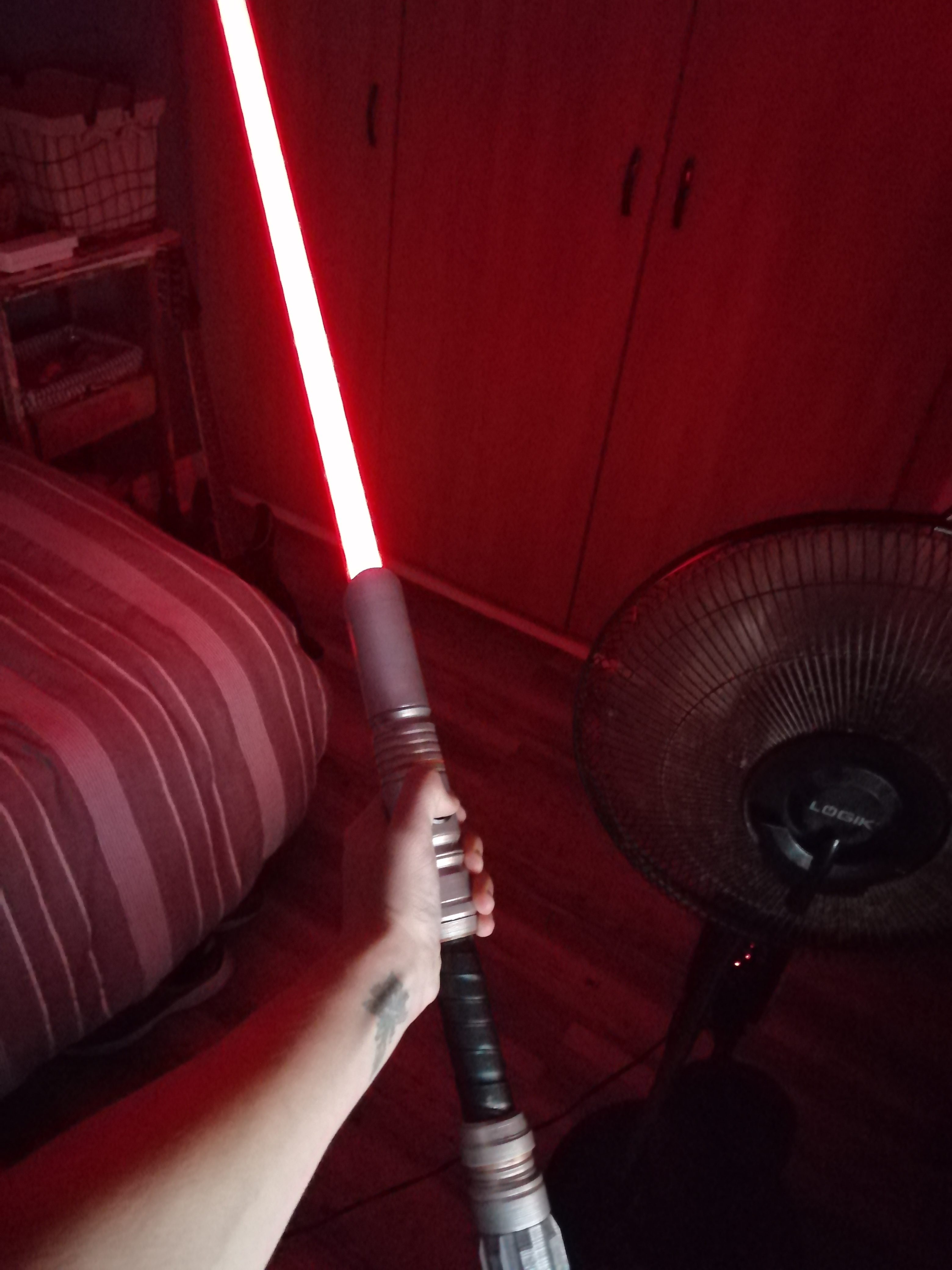 Free STL file Long hilt lightsaber with space for electronics・3D print ...