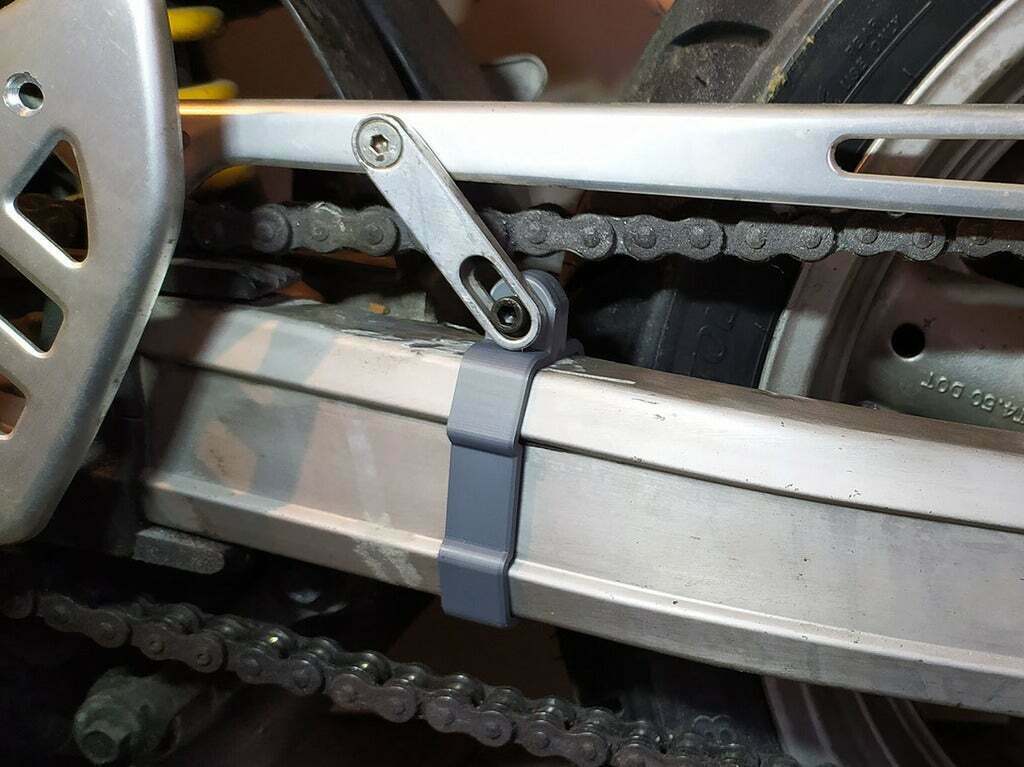Free STL file Suzuki Sv 650 swingarm chain cover holder 👽・3D print ...