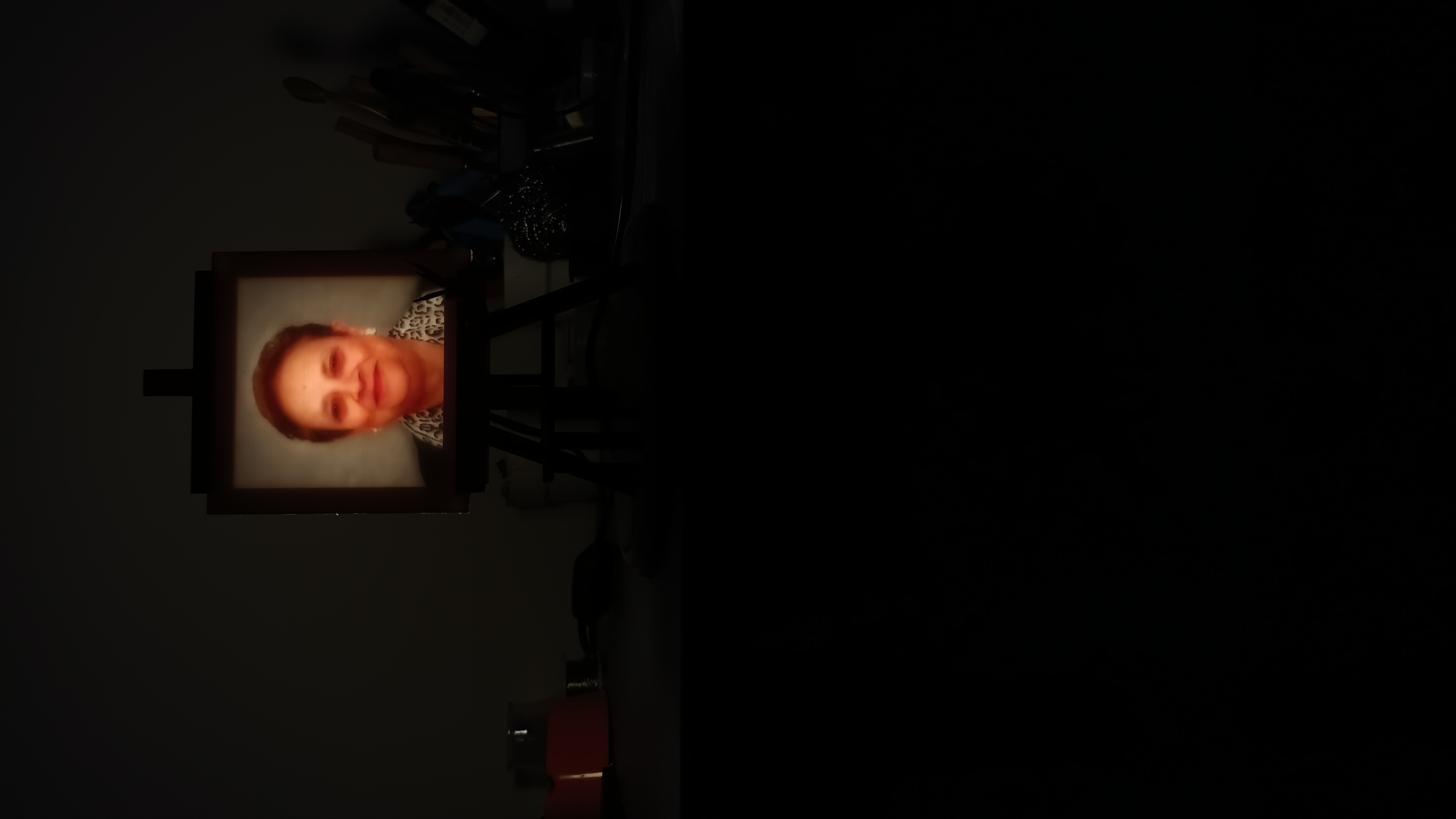 3D file Tripod-shaped lithophane stand・3D printable model to download・Cults