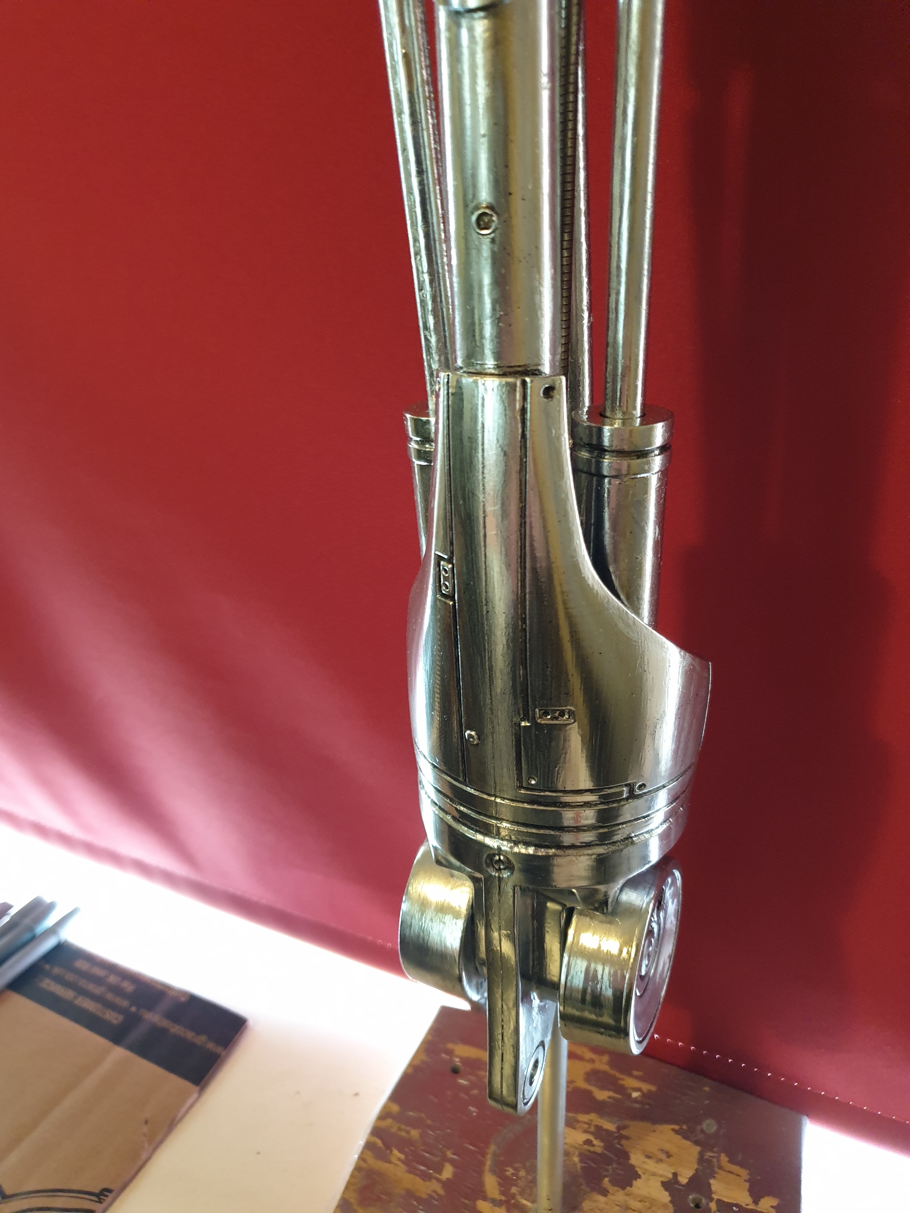 Работа DIY Life-Size Terminator Arm Lamp, напечатанная в формате 3D ...