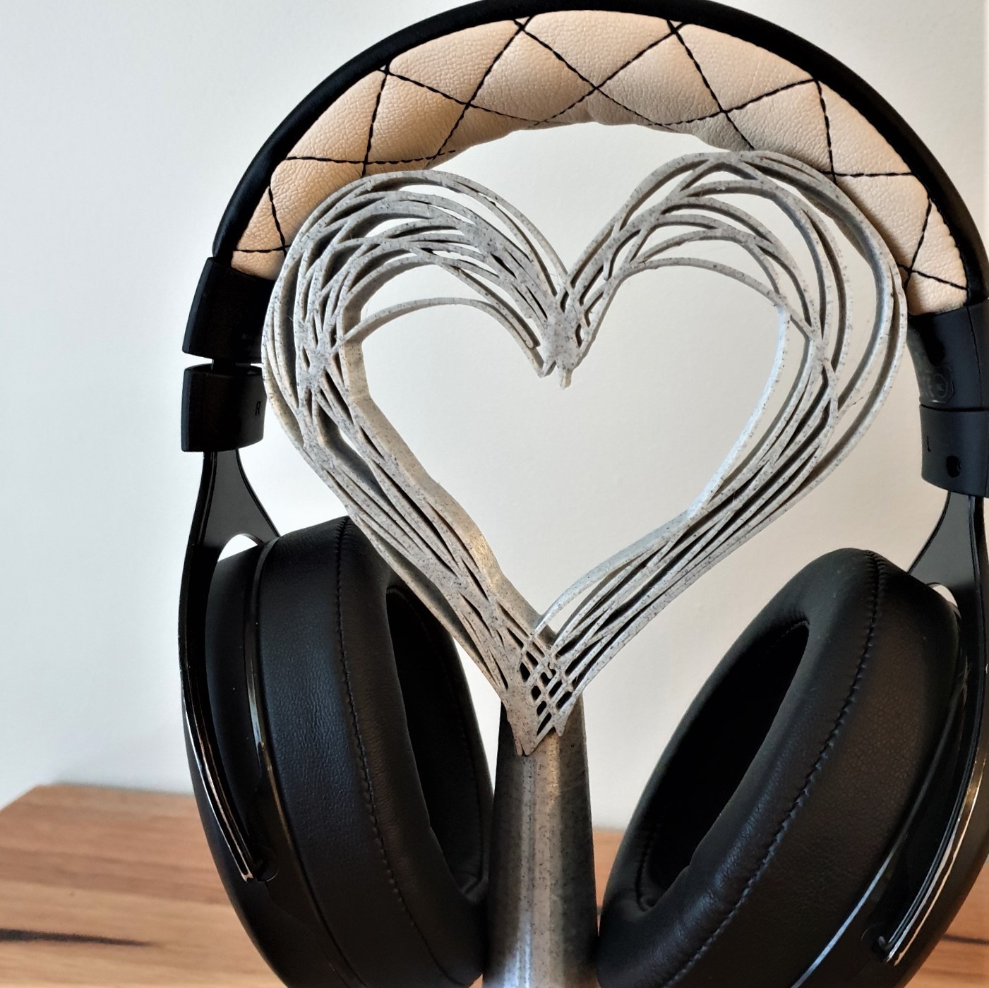 Free STL file Hearts headphones stand・Object to download and to 3D ...