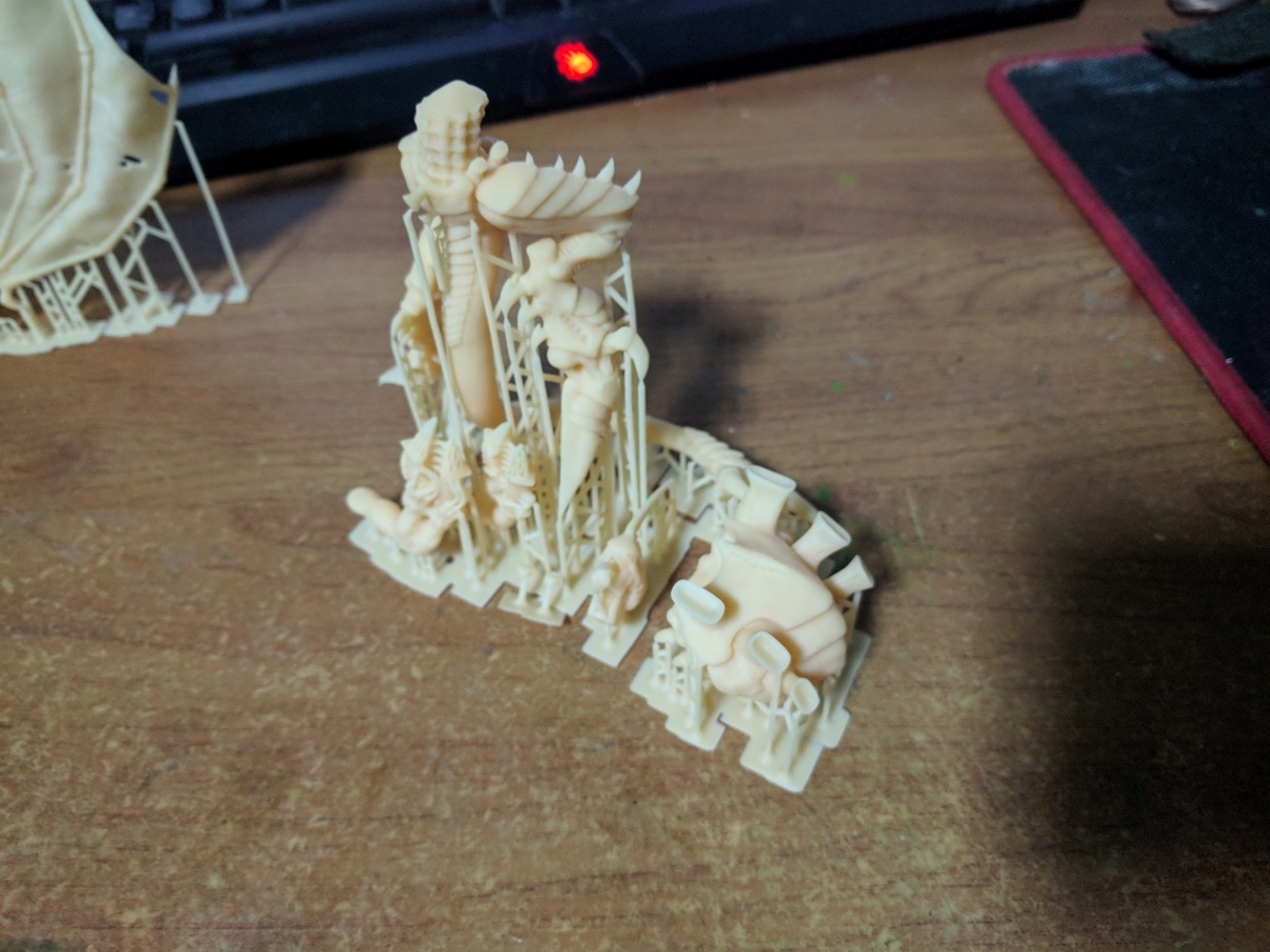 3D printed Swarmlord and Hive Tyrant • made with Anycubic Photon・Cults