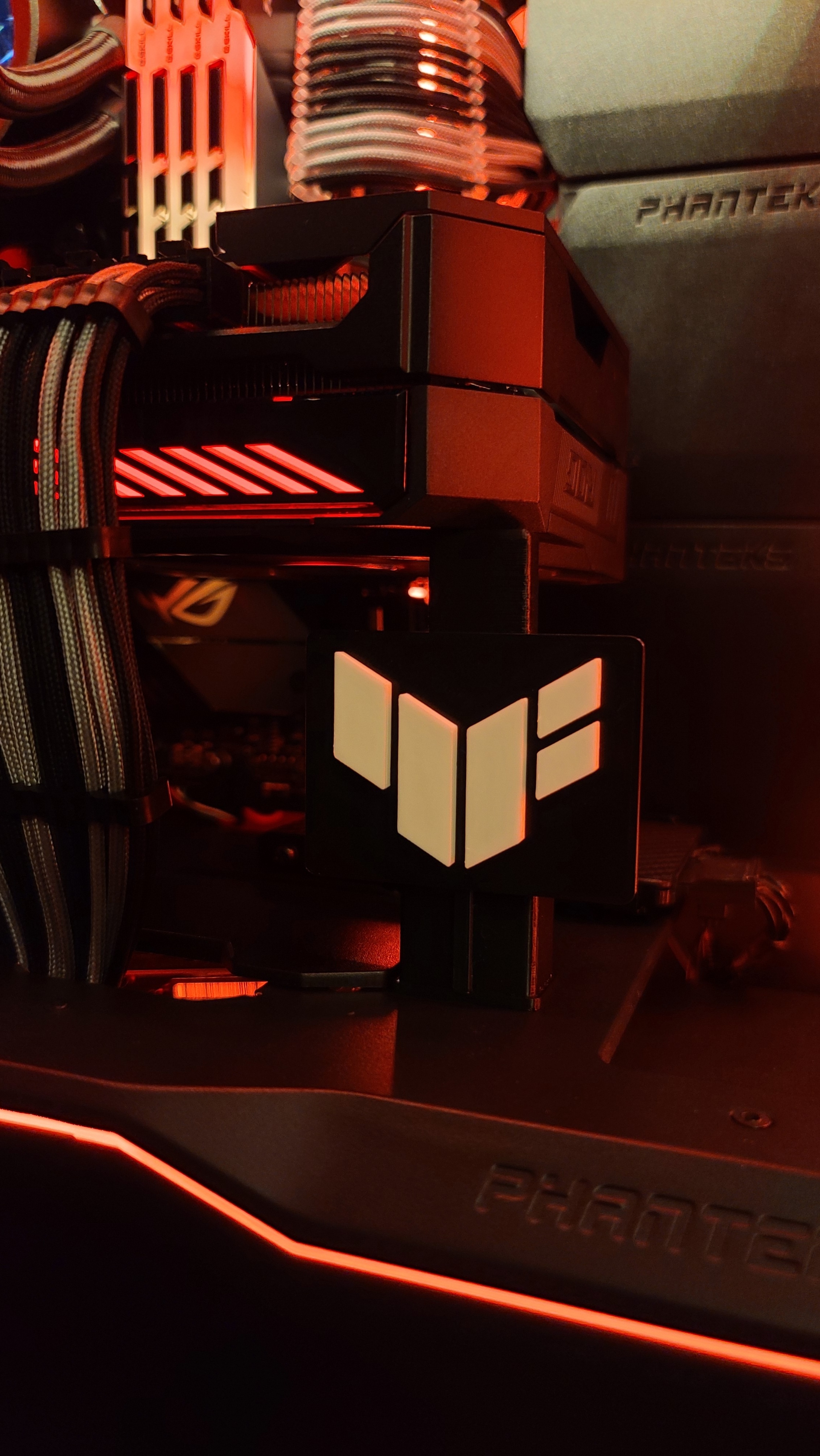 STL file Anti-Sag GPU Support Riser with Custom 3D Printed Badges ...