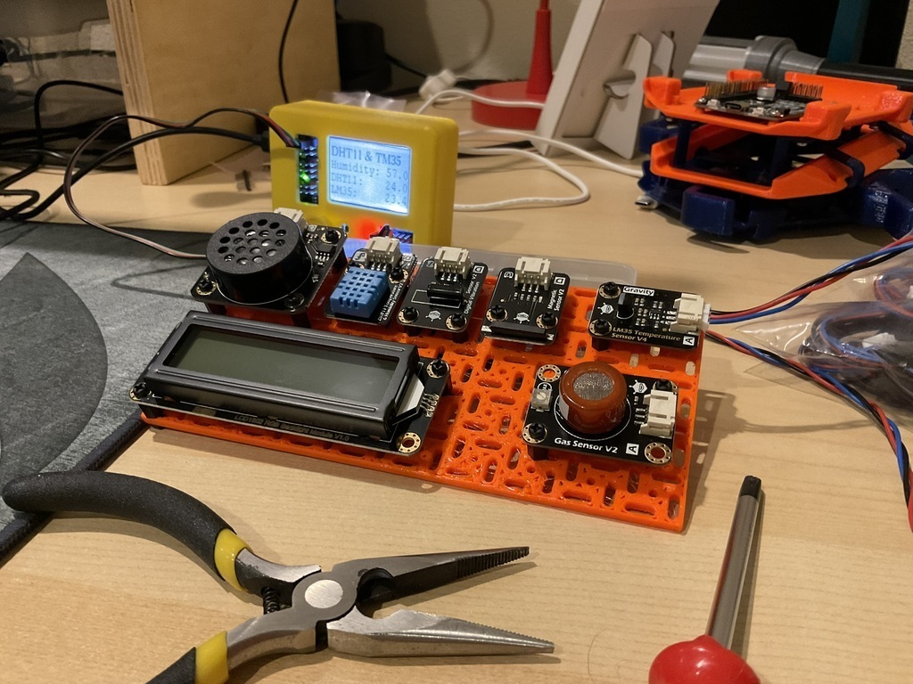 Free 3D file Mounting Grid for 0.1" Spaced PCBs・3D printer model to ...