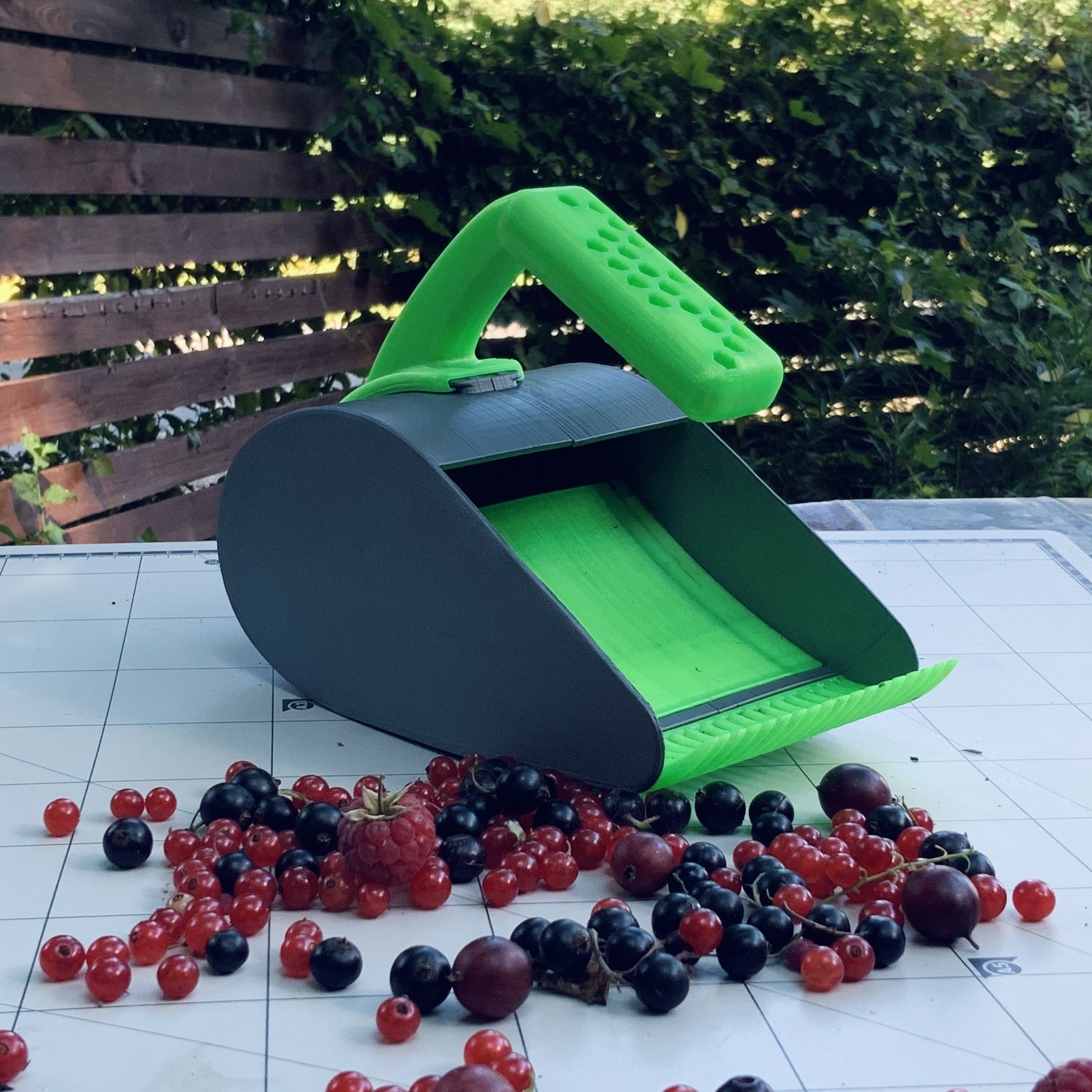 Download STL file Berry picker, berry comb, berry harvester, handheld ...