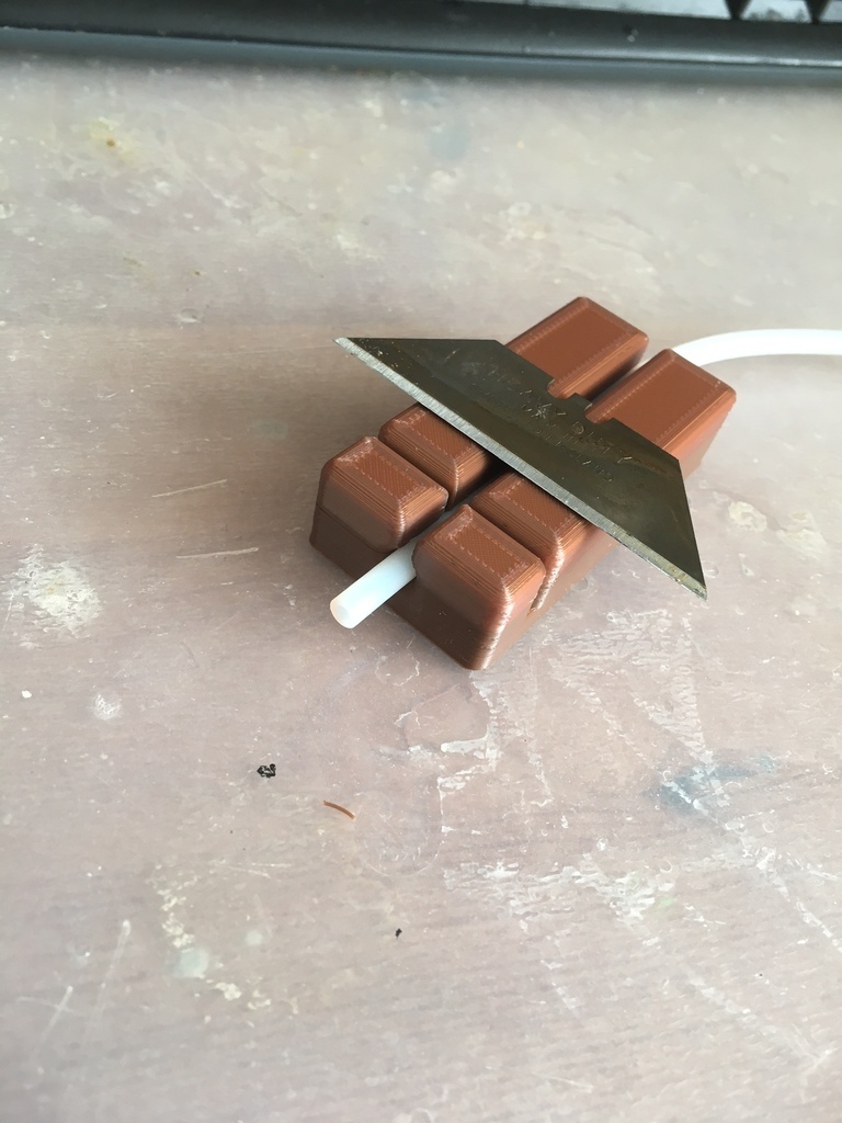 Free 3D file bowden tube cutter 🧞‍♂️・3D printing design to download・Cults